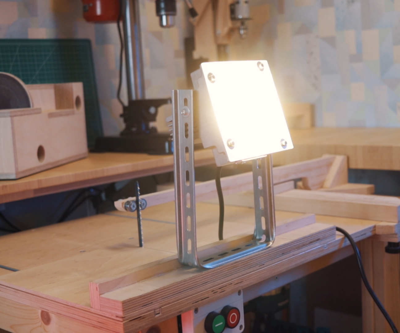 DIY FLOODLIGHT W/AC LEDs (+EFFICIENCY VS DC LEDs) : 21 Steps (with ...