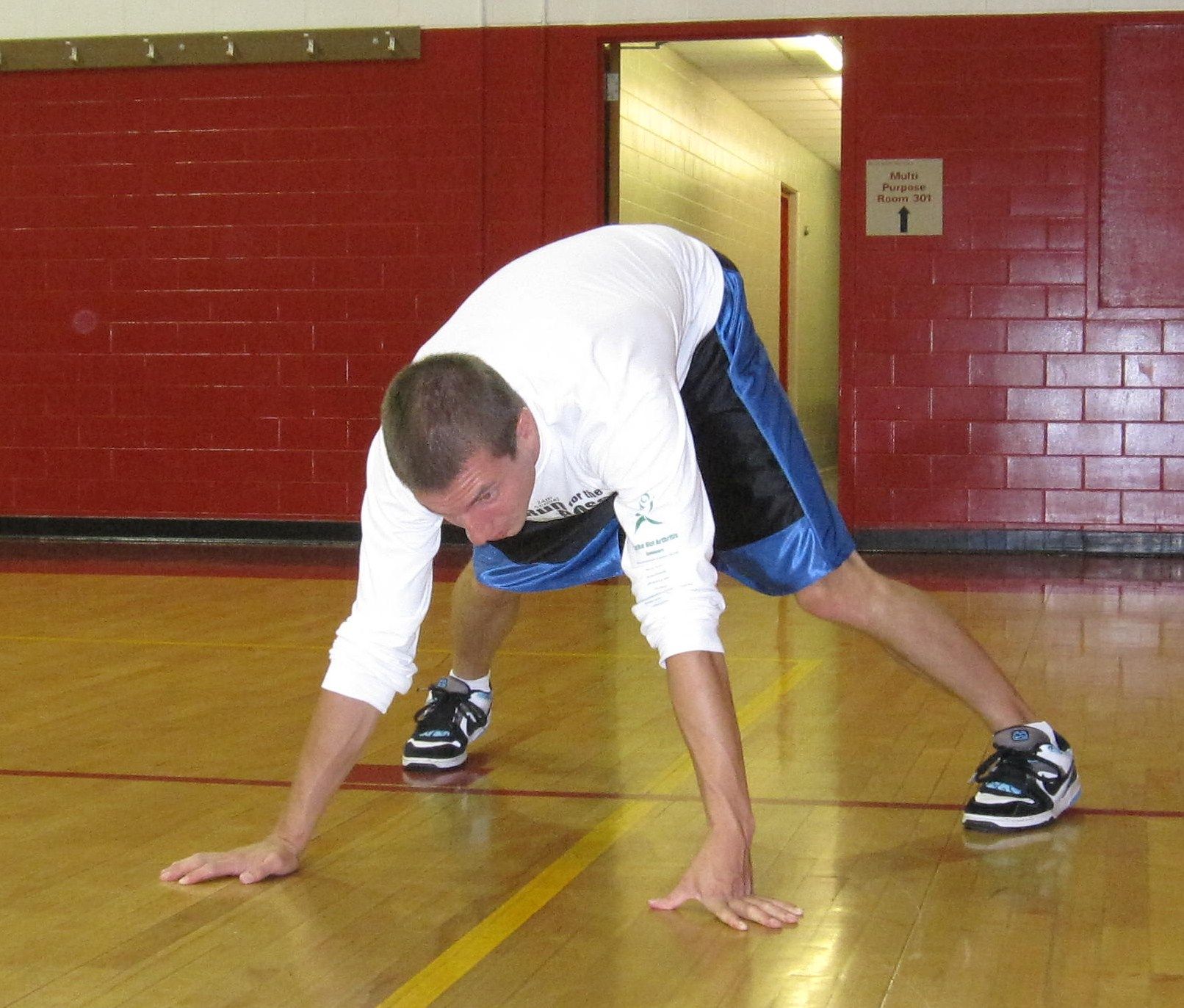 Learn Basic Breakdancing Freezes and Footwork : 5 Steps (with Pictures ...