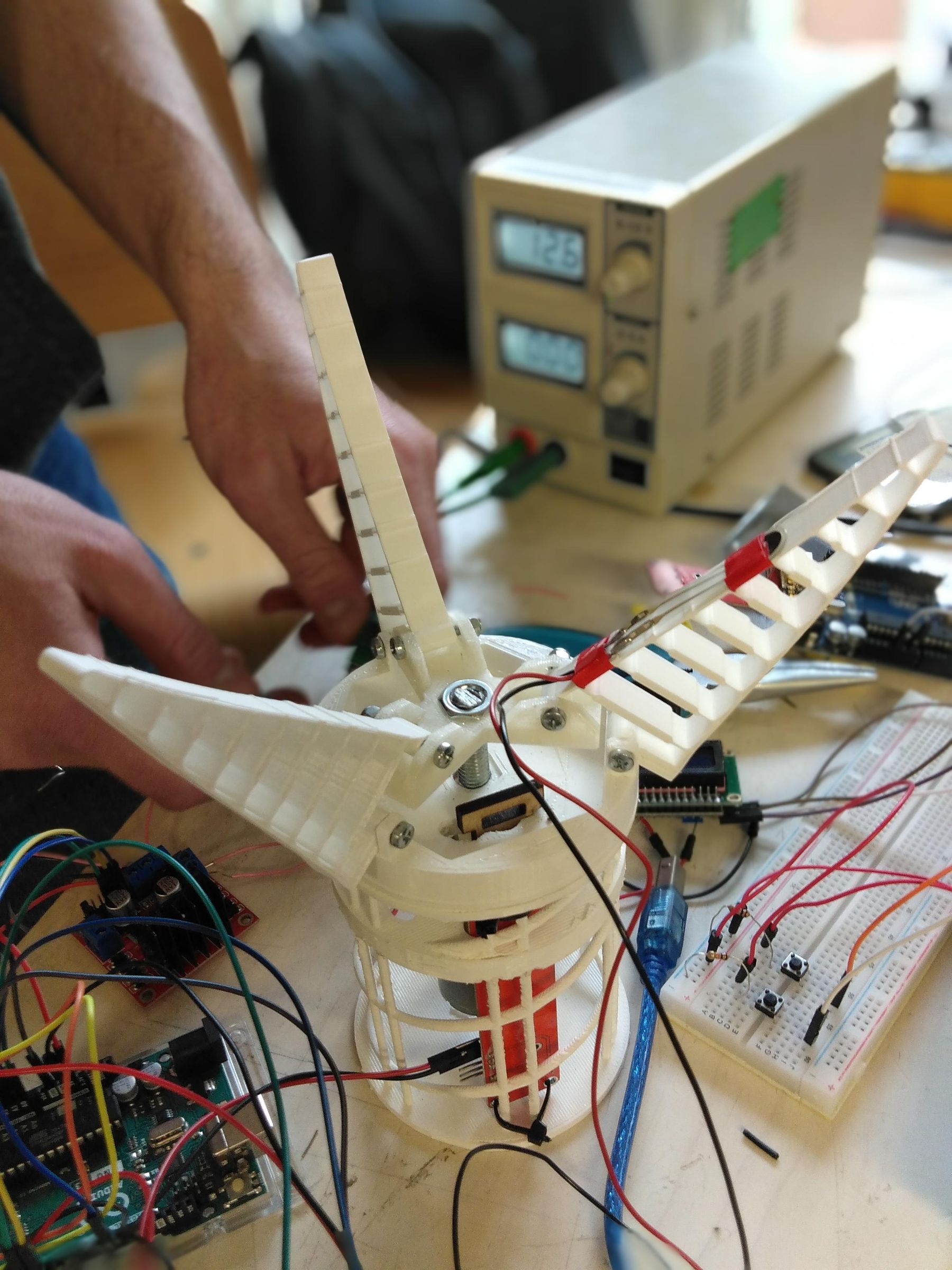 Three-Fingered Electric Gripper : 8 Steps (with Pictures) - Instructables