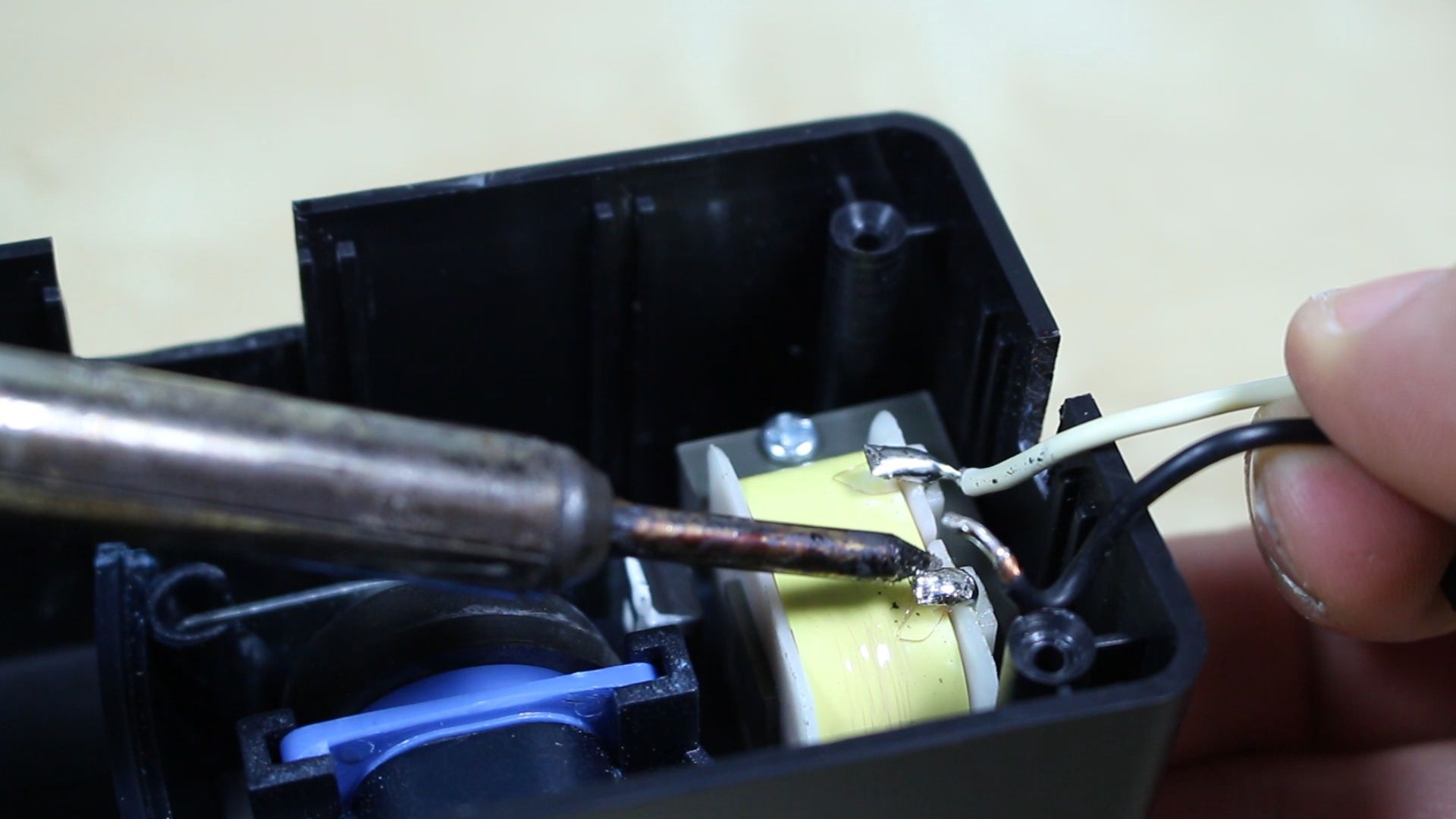 DIY GLOWING BUBBLE LIGHT - How to Make Your Own Futuristic Desk Light ...