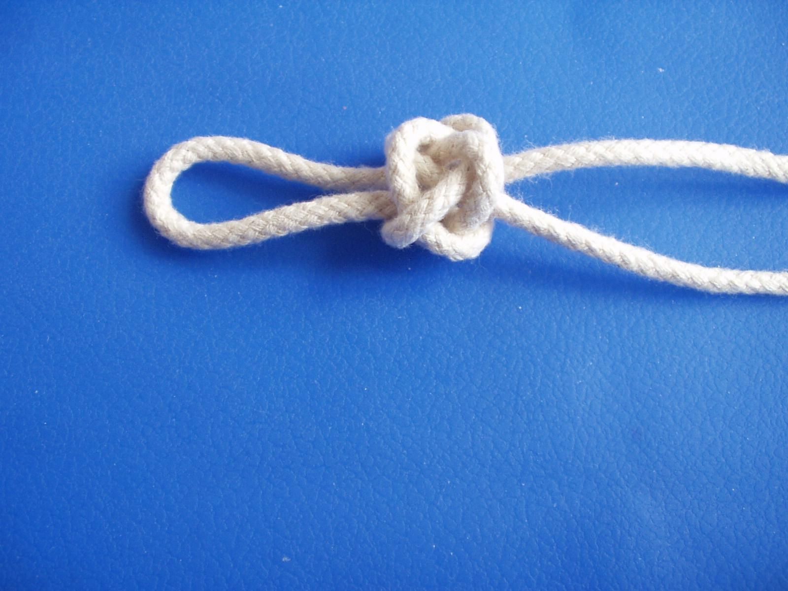 Knife Lanyard Knot Tied on the Table : 8 Steps - Instructables