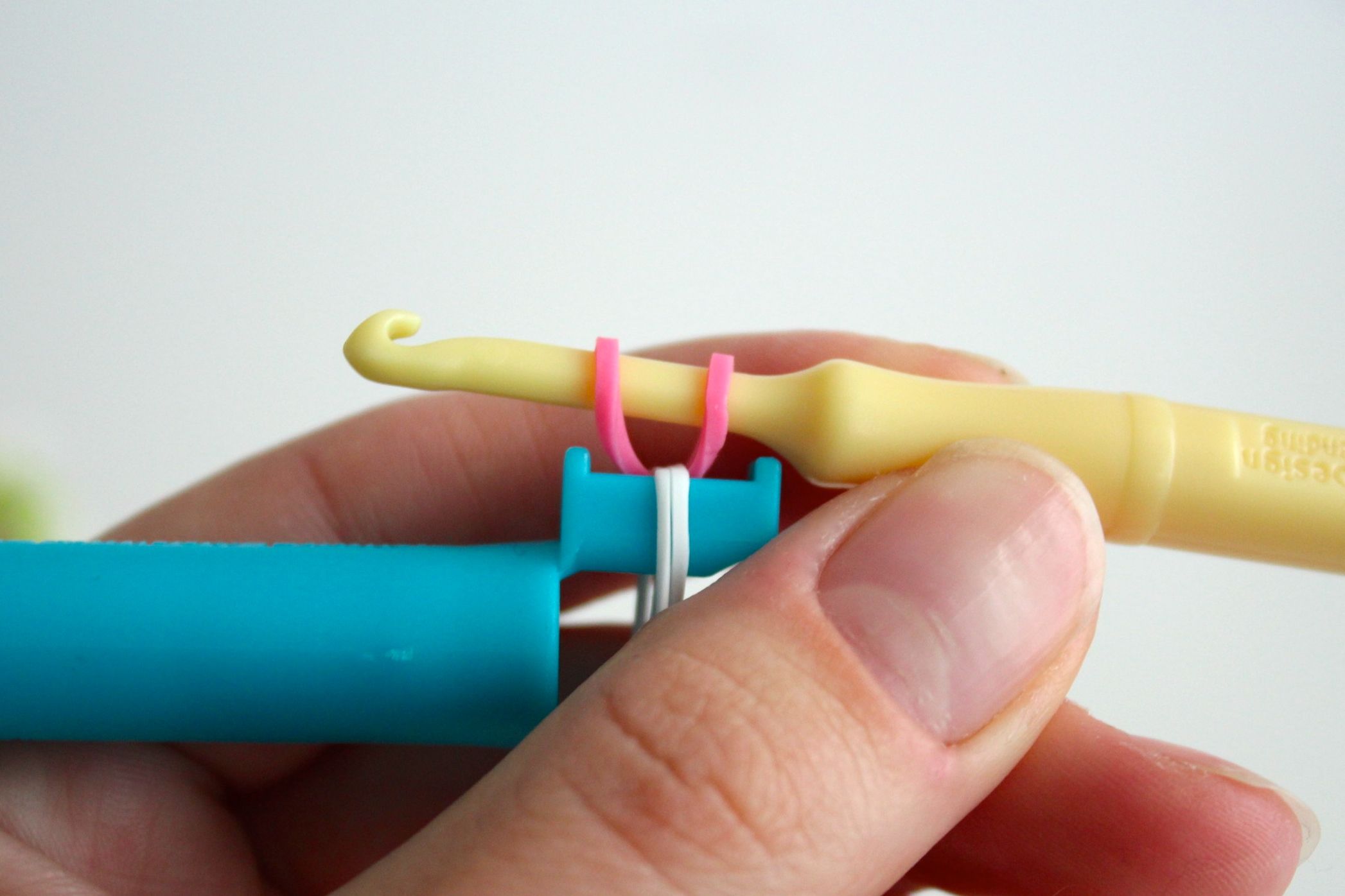 How to Use the Mini Rainbow Loom : 5 Steps (with Pictures) - Instructables