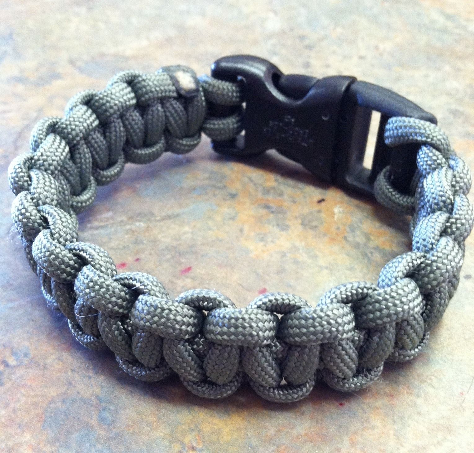Paracord Bracelet (Tutorial) : 10 Steps - Instructables