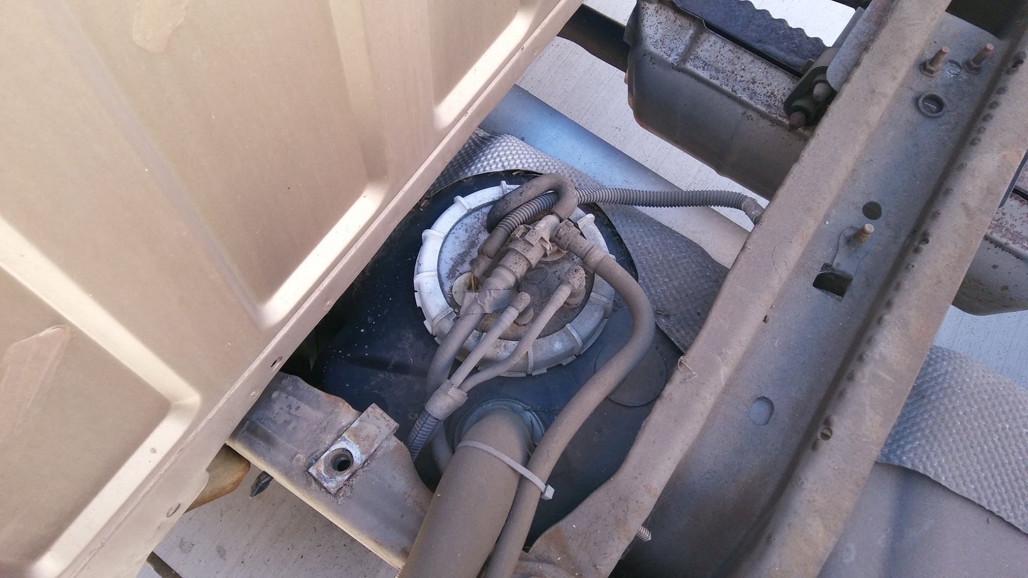 2001 Ford Ranger Fuel Pump and Float Assembly Replacement : 11 Steps ...