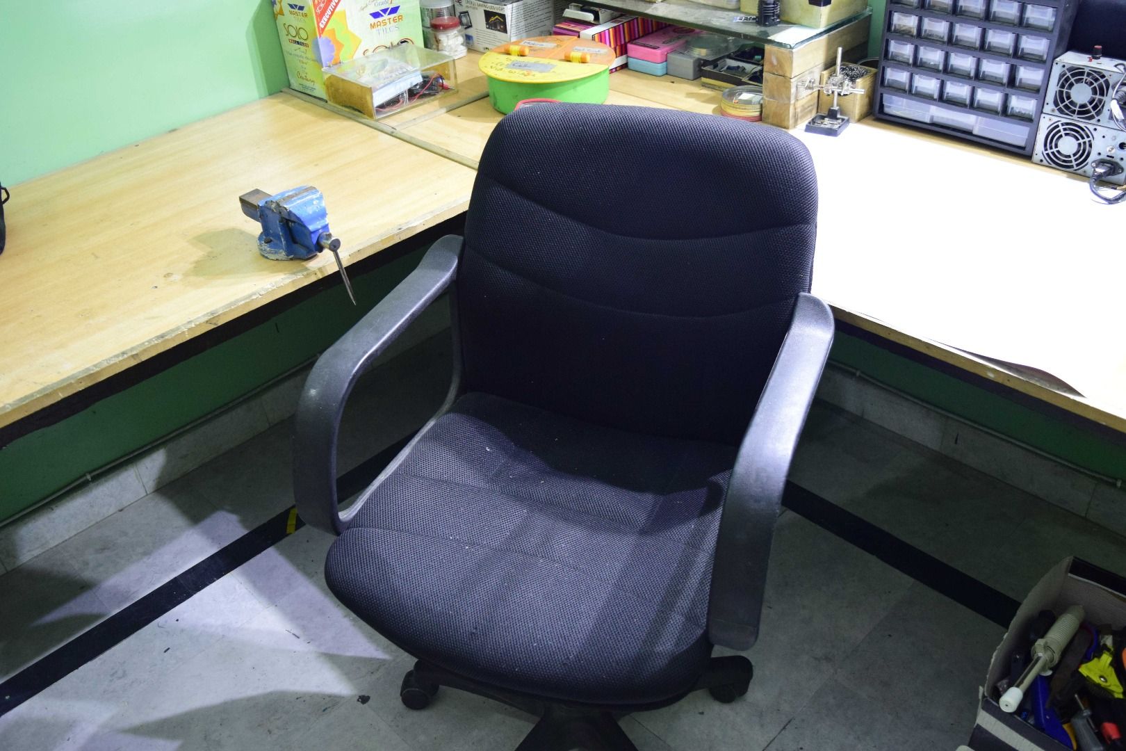 Setting Up the Perfect Electronics Workplace : 16 Steps (with Pictures ...