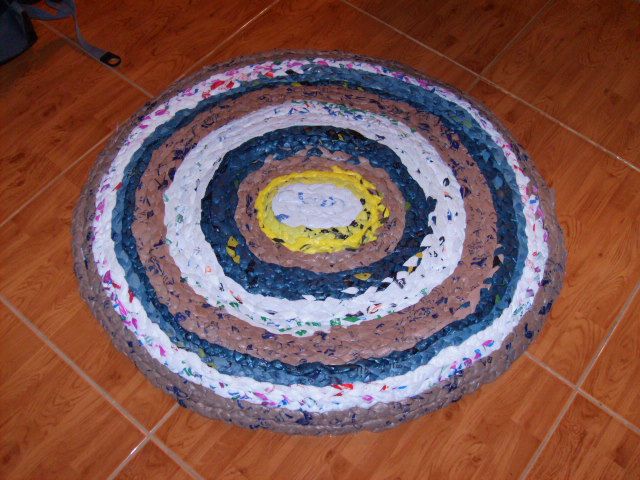 How to Make a Rug From Plastic Grocery Bags : 11 Steps (with Pictures ...