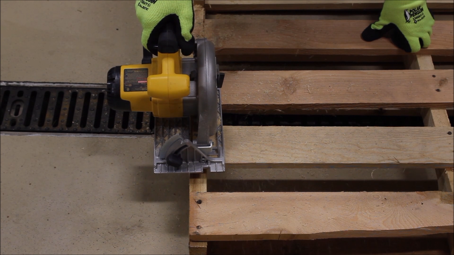 How to Efficiently Disassemble a Pallet in Three Easy Steps : 4 Steps ...