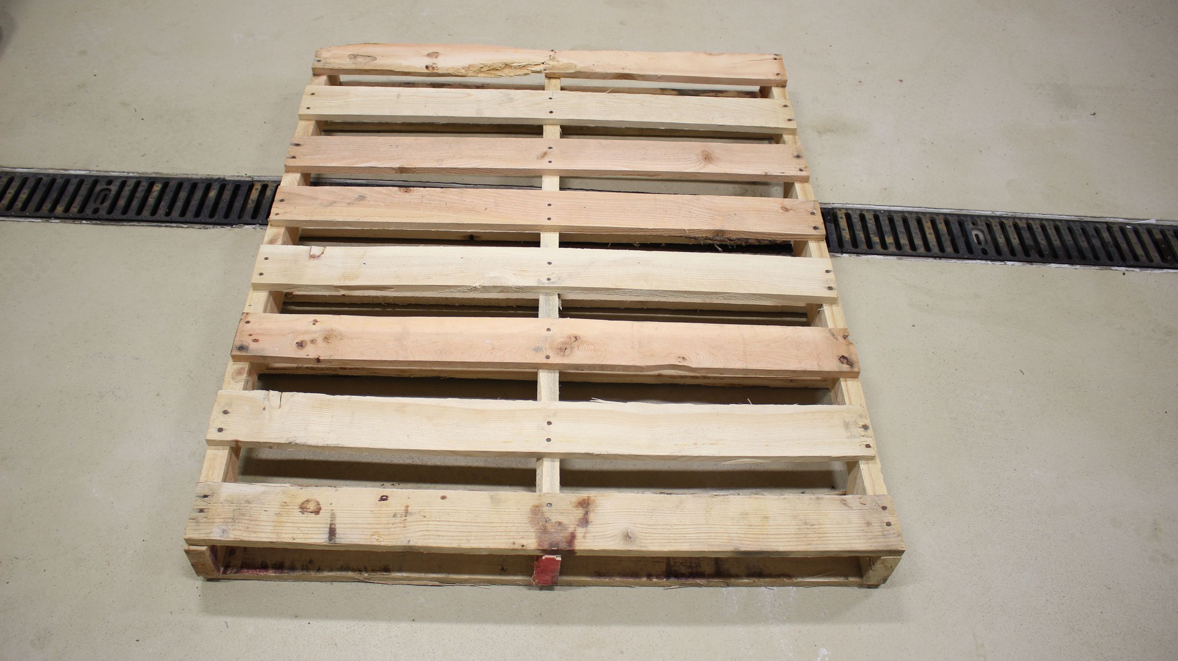 How to Efficiently Disassemble a Pallet in Three Easy Steps : 4 Steps ...