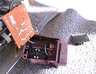 Replacing the Light Switch on a Pfaff 1200 Sewing Machine : 5 Steps ...