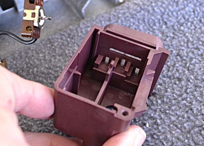 Replacing the Light Switch on a Pfaff 1200 Sewing Machine : 5 Steps ...