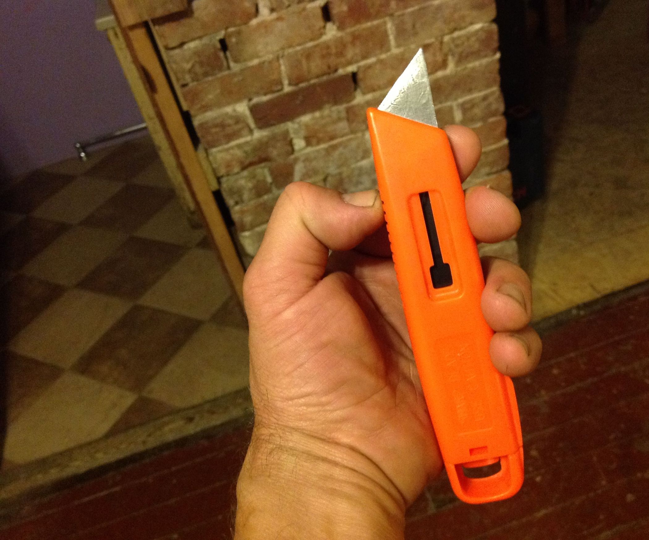 Blood Squirting Box Cutter Prop : 11 Steps (with Pictures) - Instructables