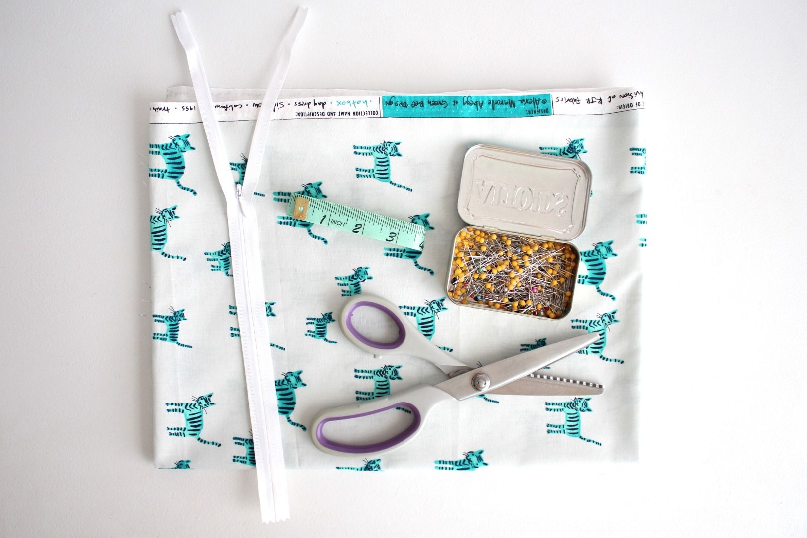 How to Sew a Zippered Pillow Cover : 10 Steps (with Pictures ...