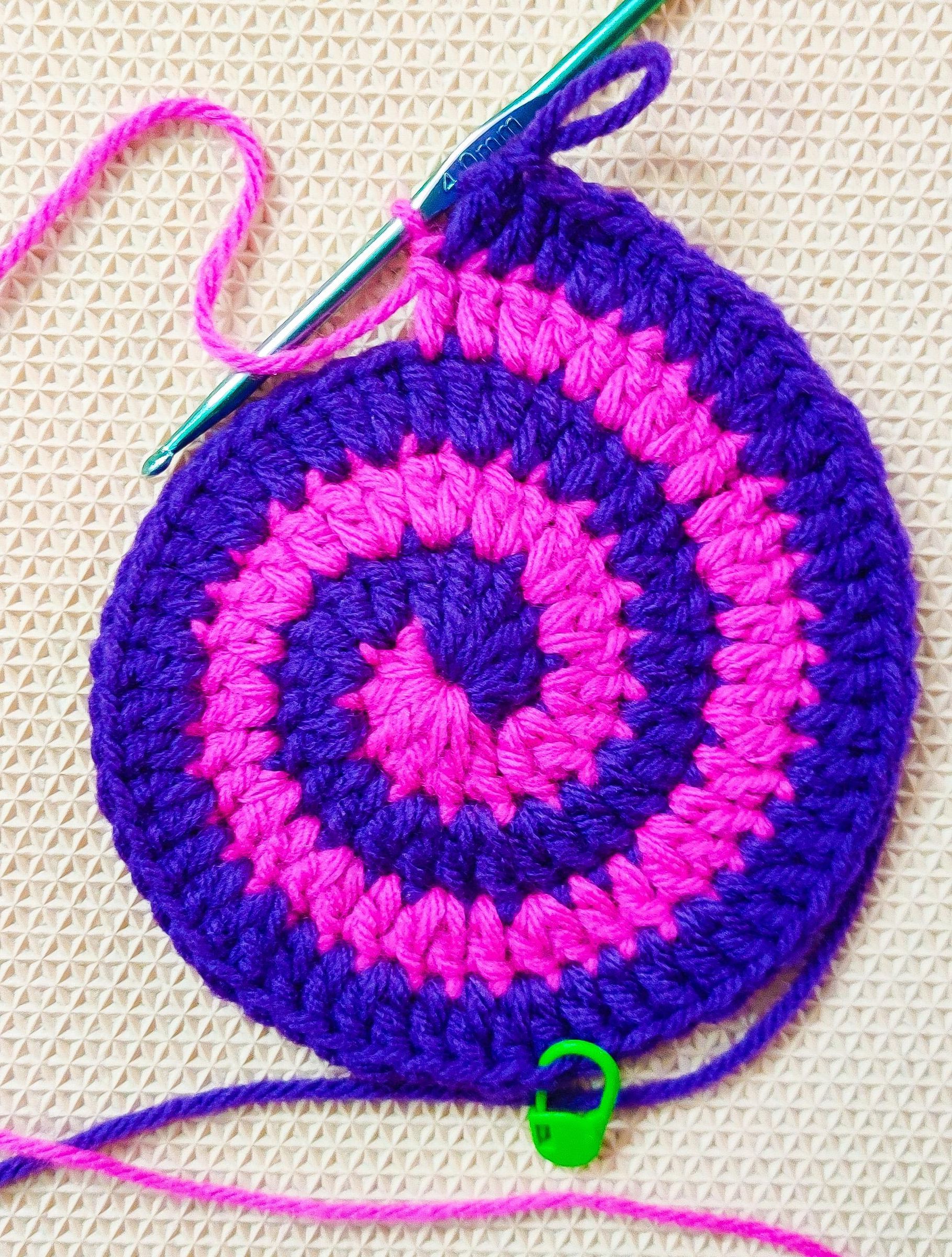 How to Make a Solid Two Color Spiral Crochet Circle : 8 Steps (with ...