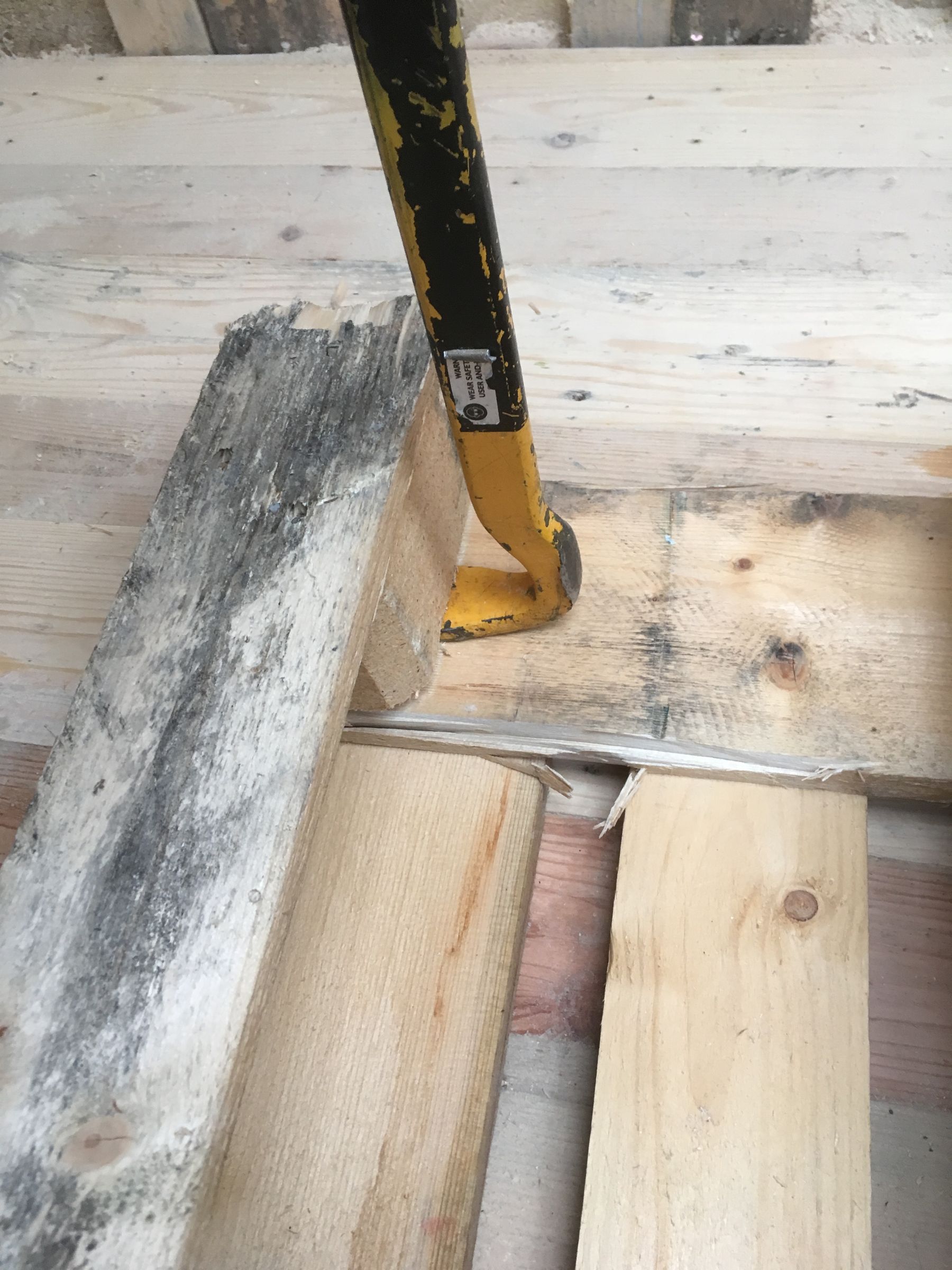 How to Disassemble a Pallet Efficiently : 8 Steps (with Pictures ...