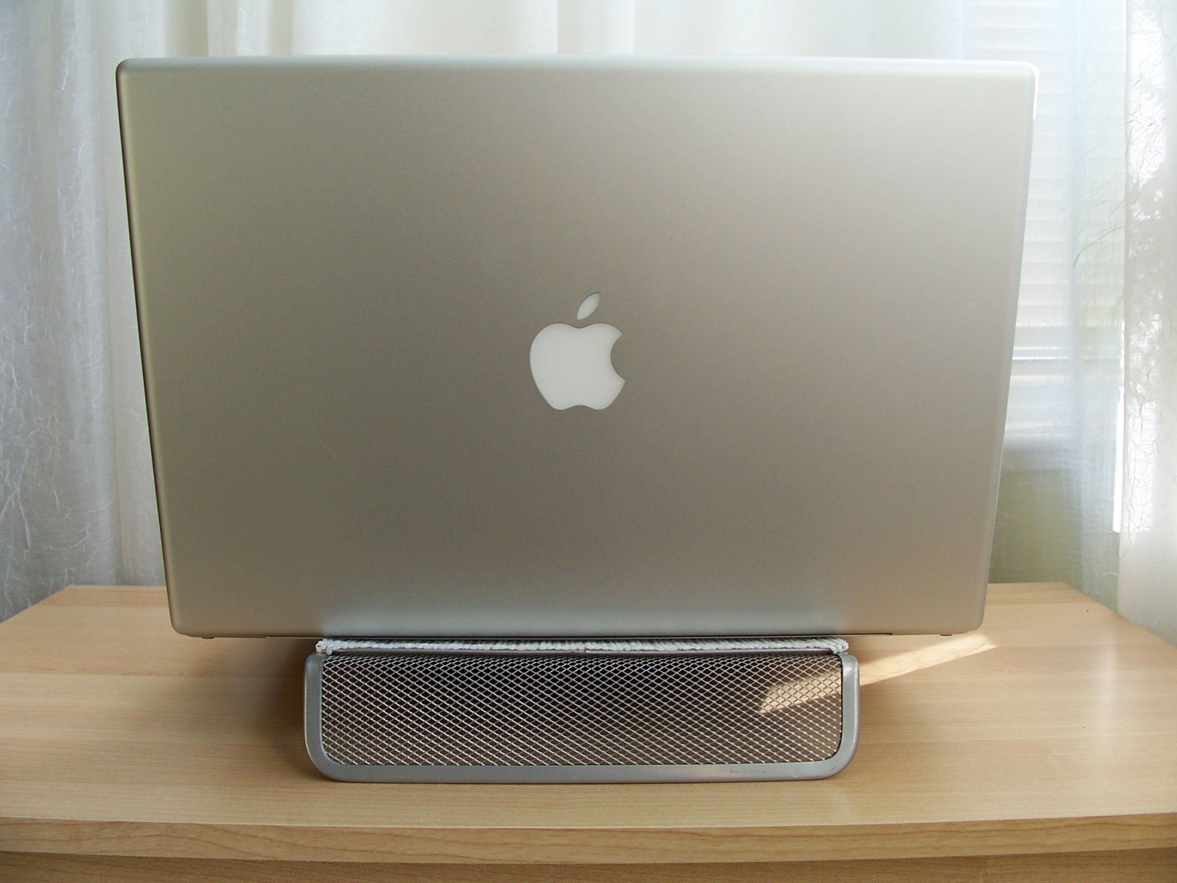 Simple Metallic Laptop Stand : 4 Steps (with Pictures) - Instructables