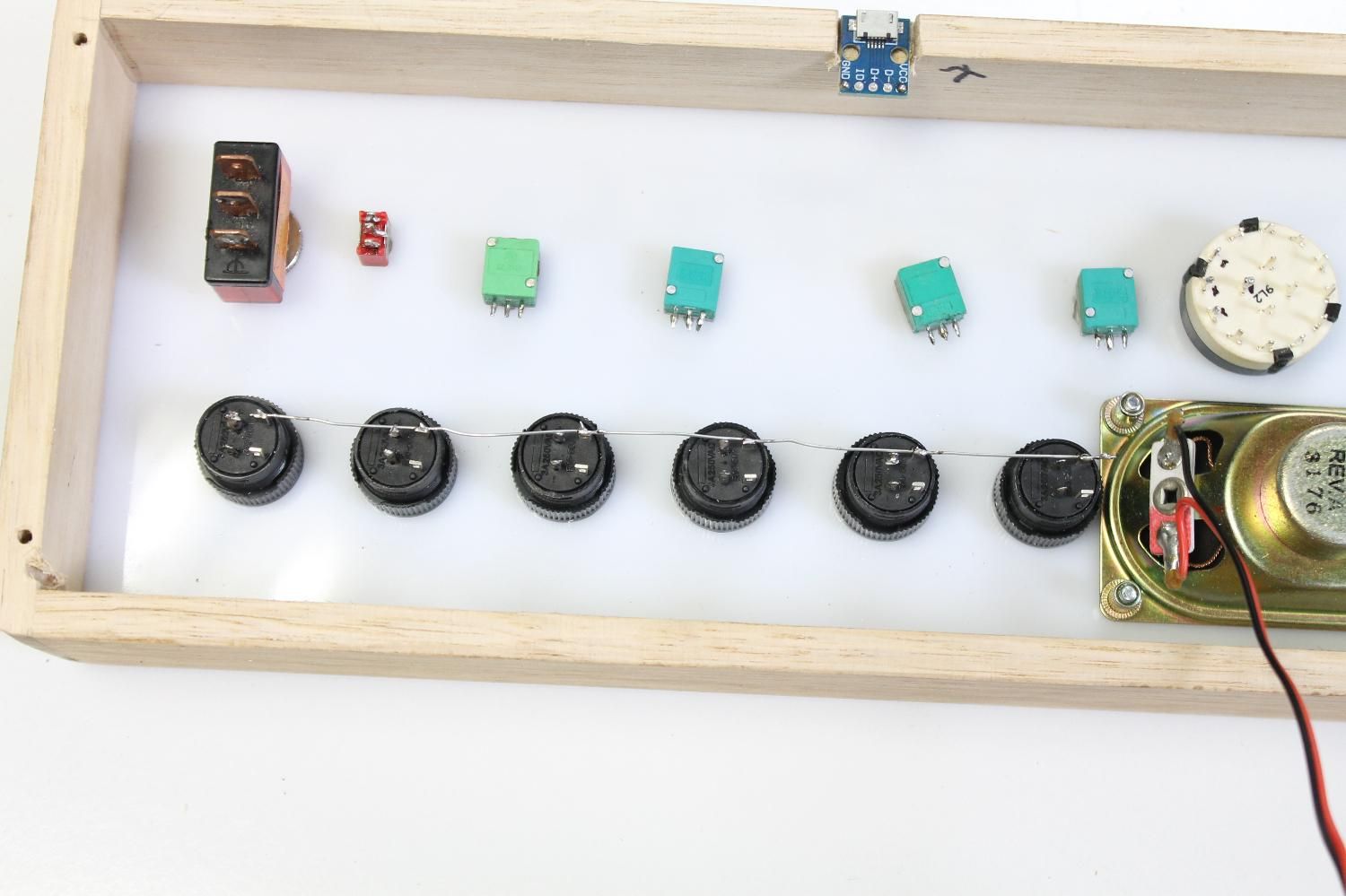 555 Fizzle Loop Synth V4 : 12 Steps (with Pictures) - Instructables