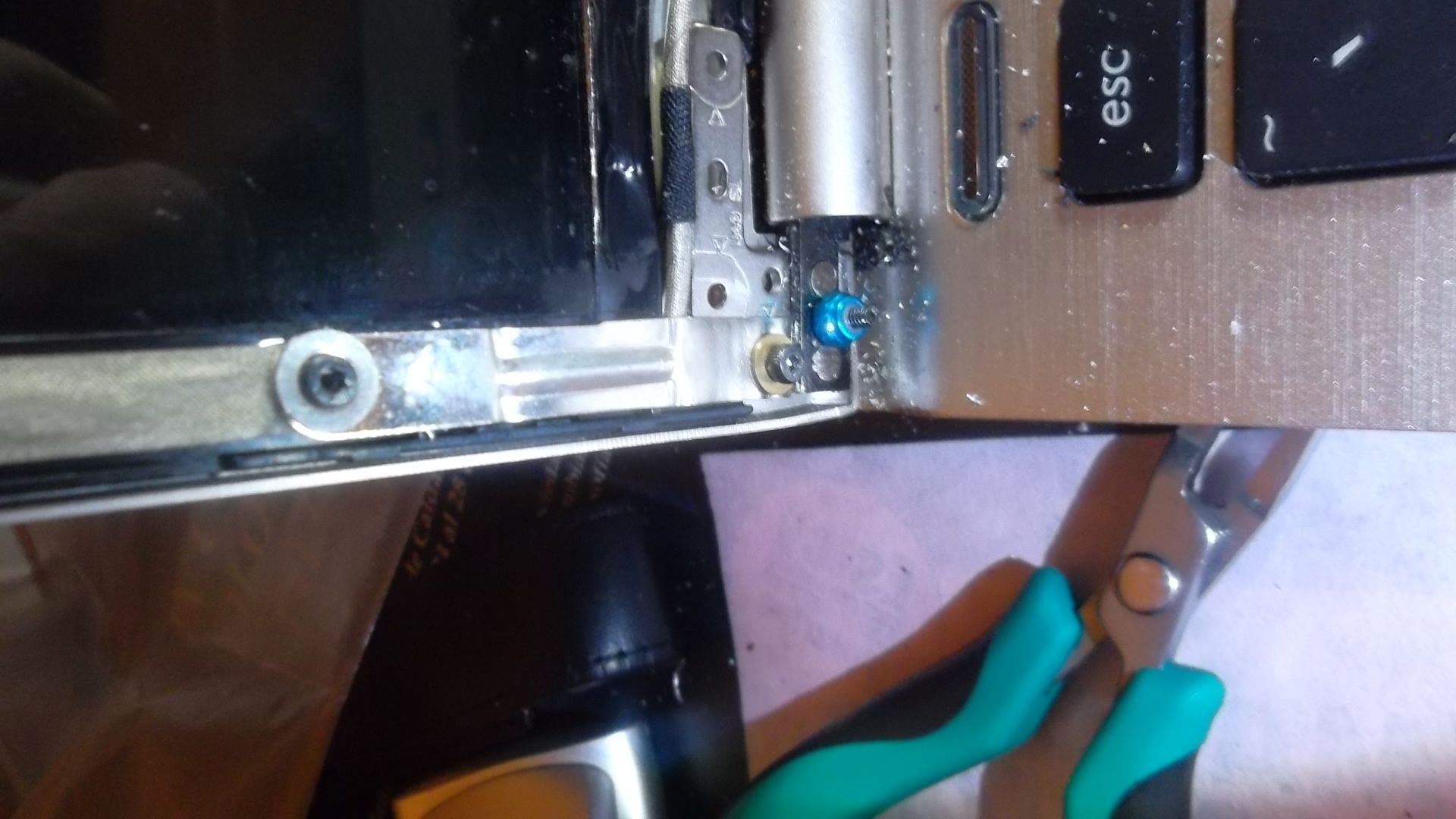 Repair Broken Hinges/case of Asus U46E-BAL5 Laptop : 8 Steps ...