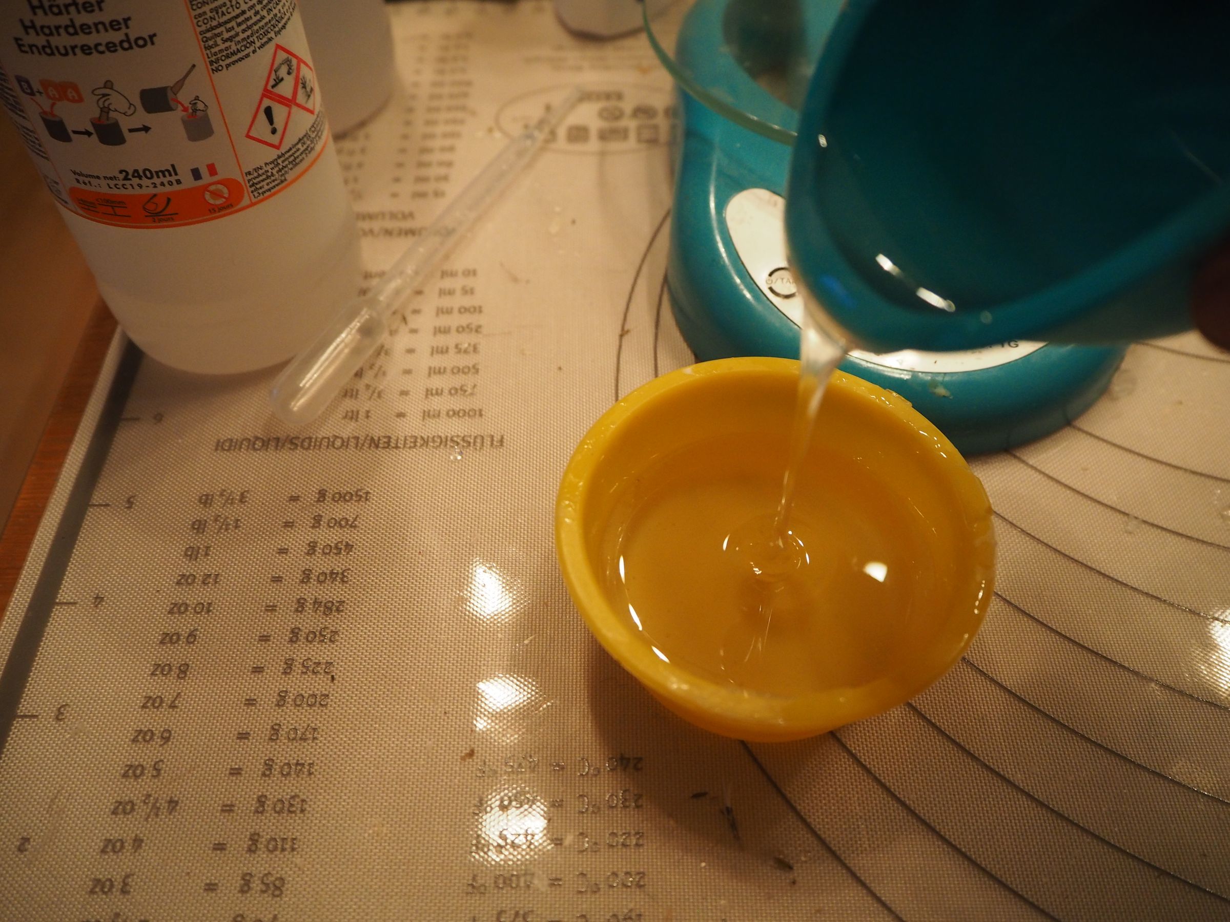 Techniques to Embed Flowers in Resin : 12 Steps (with Pictures ...