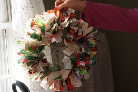 Reused Wrapping Paper Wreath : 4 Steps (with Pictures) - Instructables