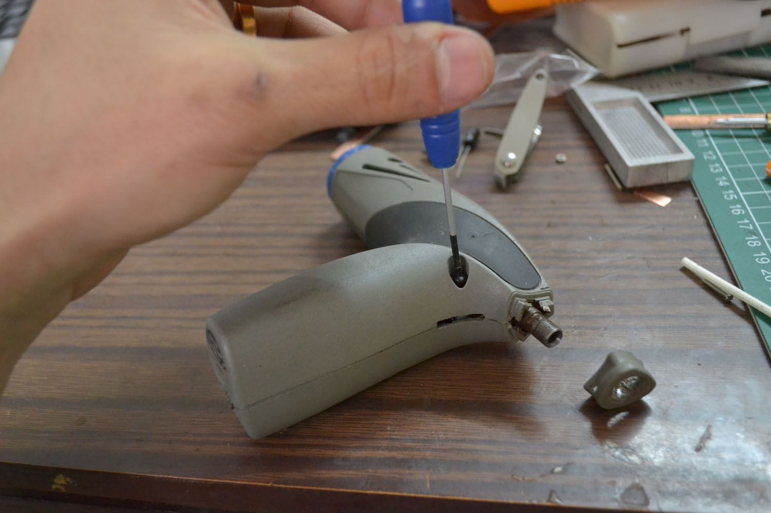 Replacing the Batteries on a Dremel Stylus : 8 Steps - Instructables