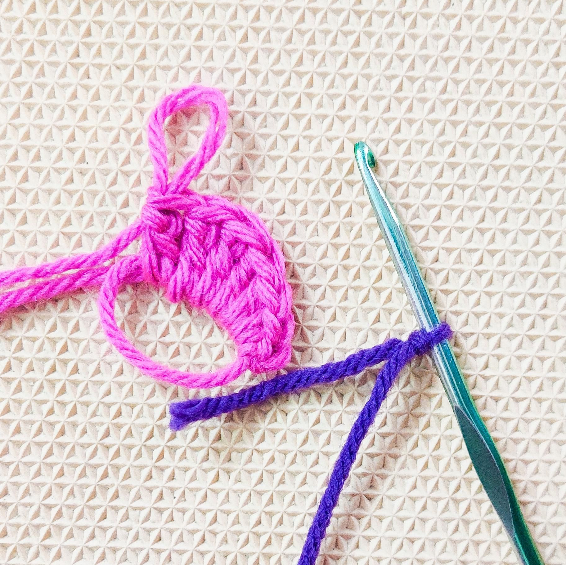 How to Make a Solid Two Color Spiral Crochet Circle : 8 Steps (with ...