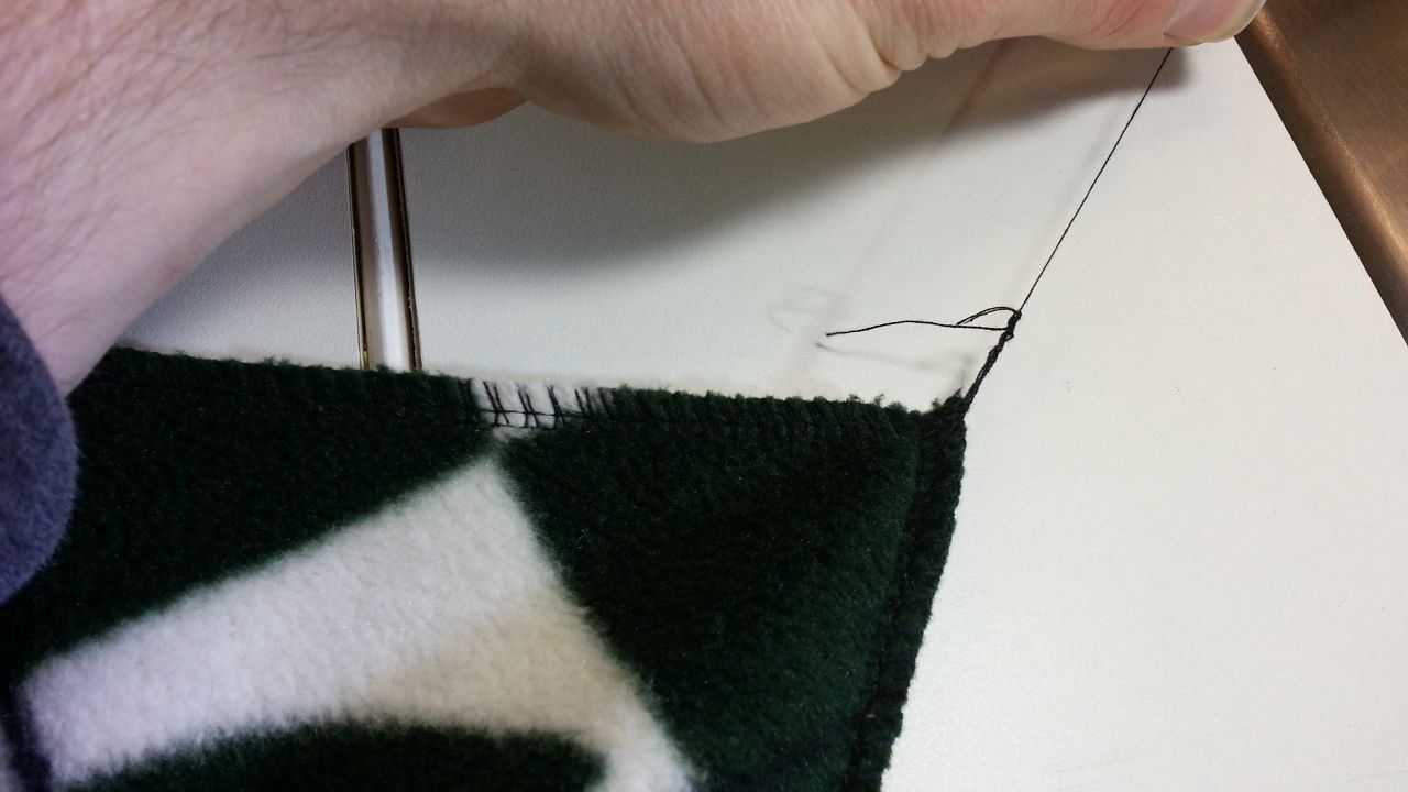 Easy Fleece Blanket With a Serger : 6 Steps - Instructables