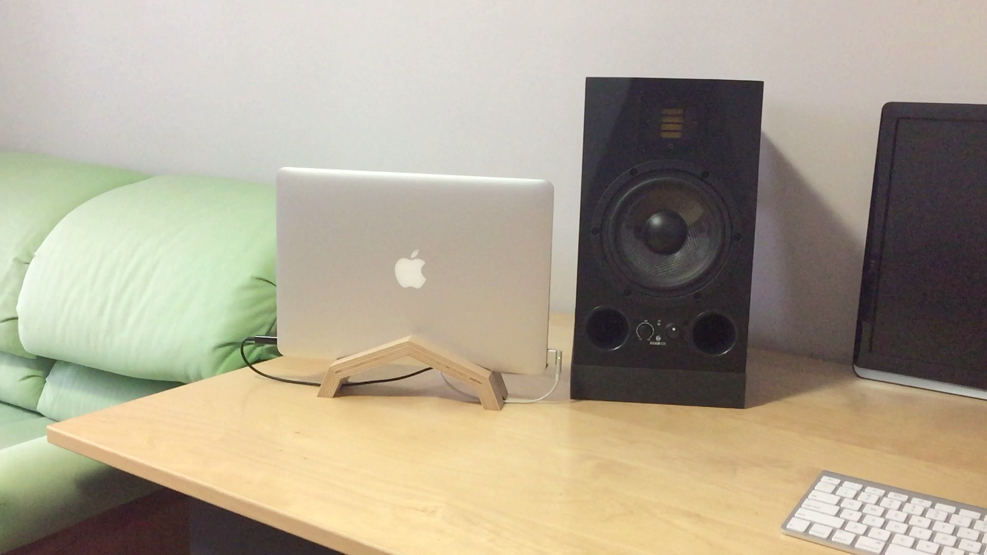 Vertical Laptop Stand : 13 Steps (with Pictures) - Instructables