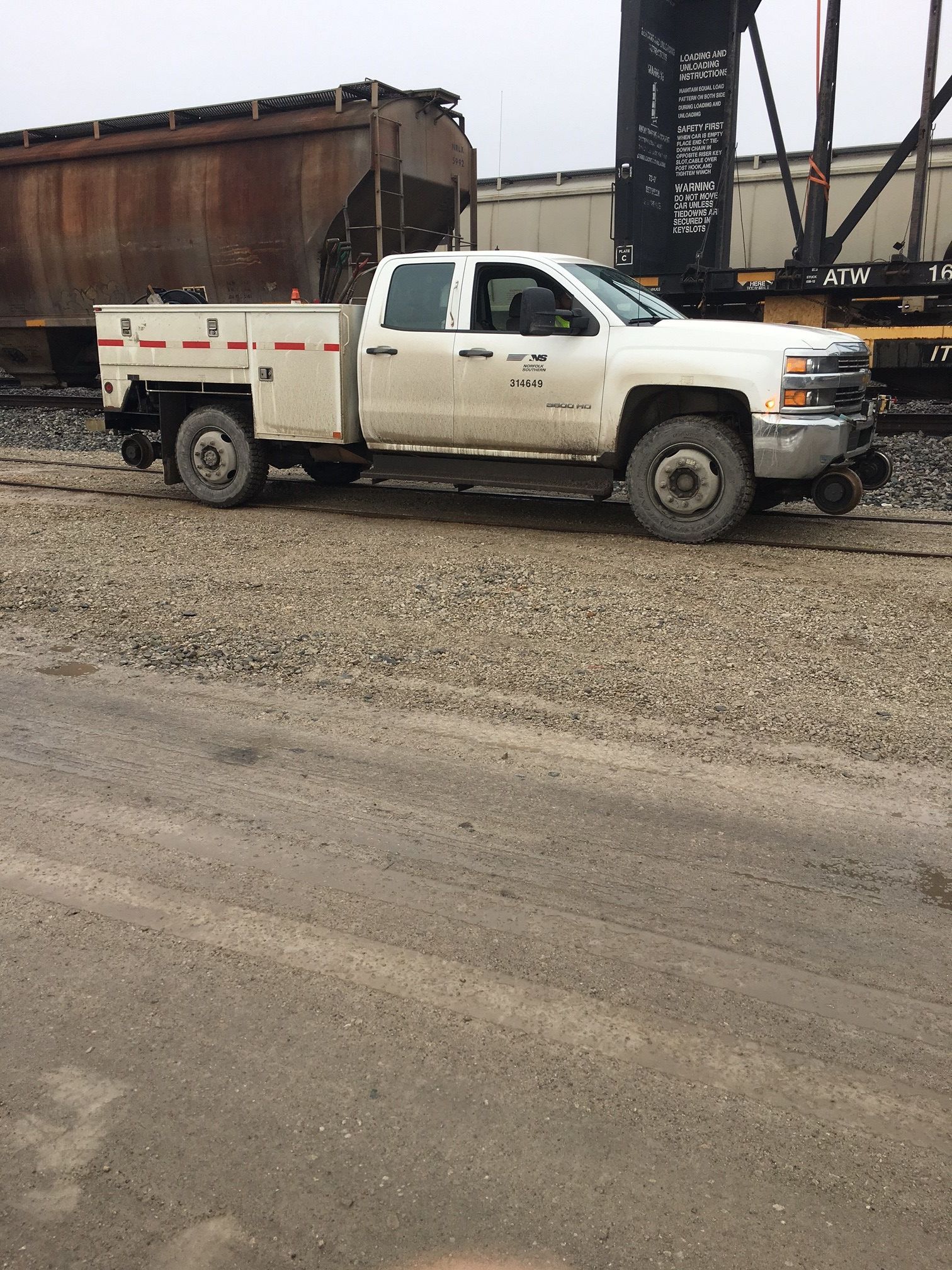How to Set a Railroad Hi-rail Vehicle on the Track : 10 Steps (with ...