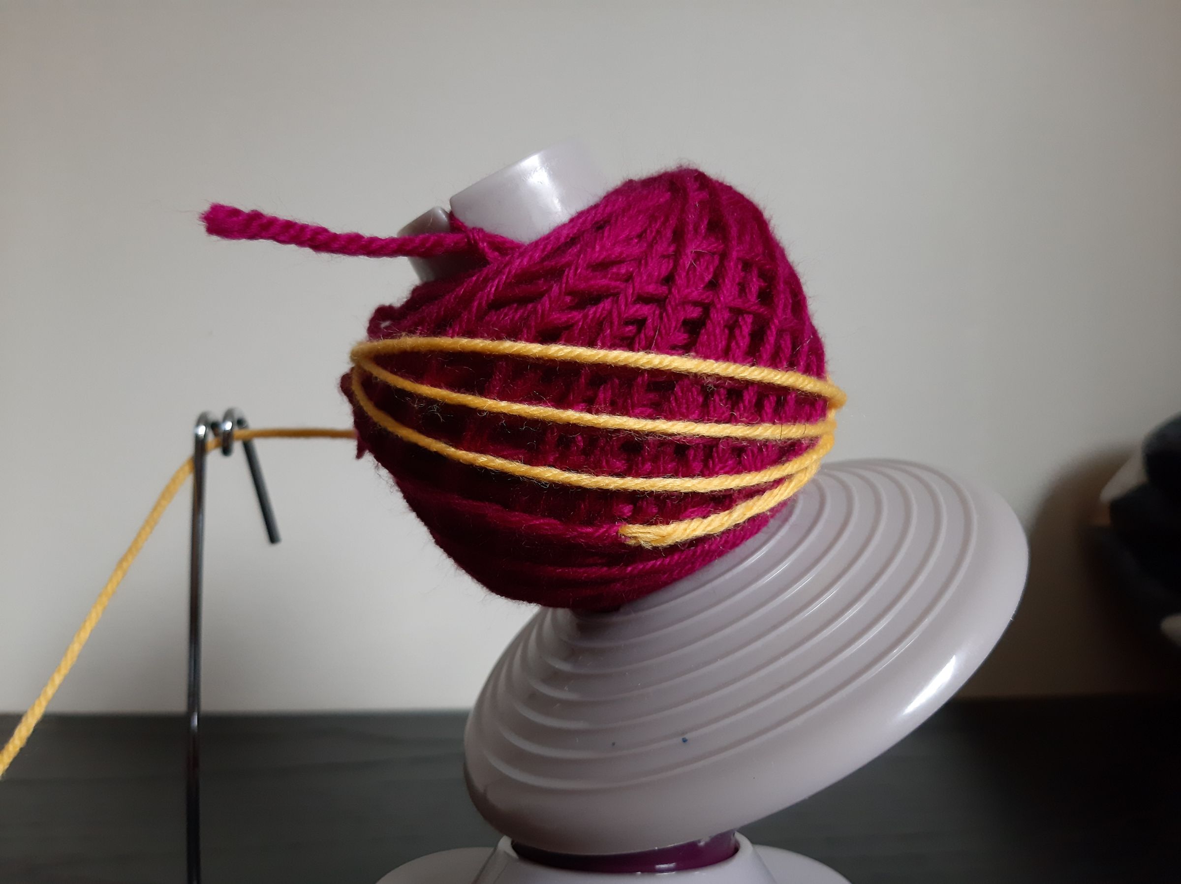 Magic Yarn Ball: Joining Scraps Without Knots : 5 Steps (with Pictures ...