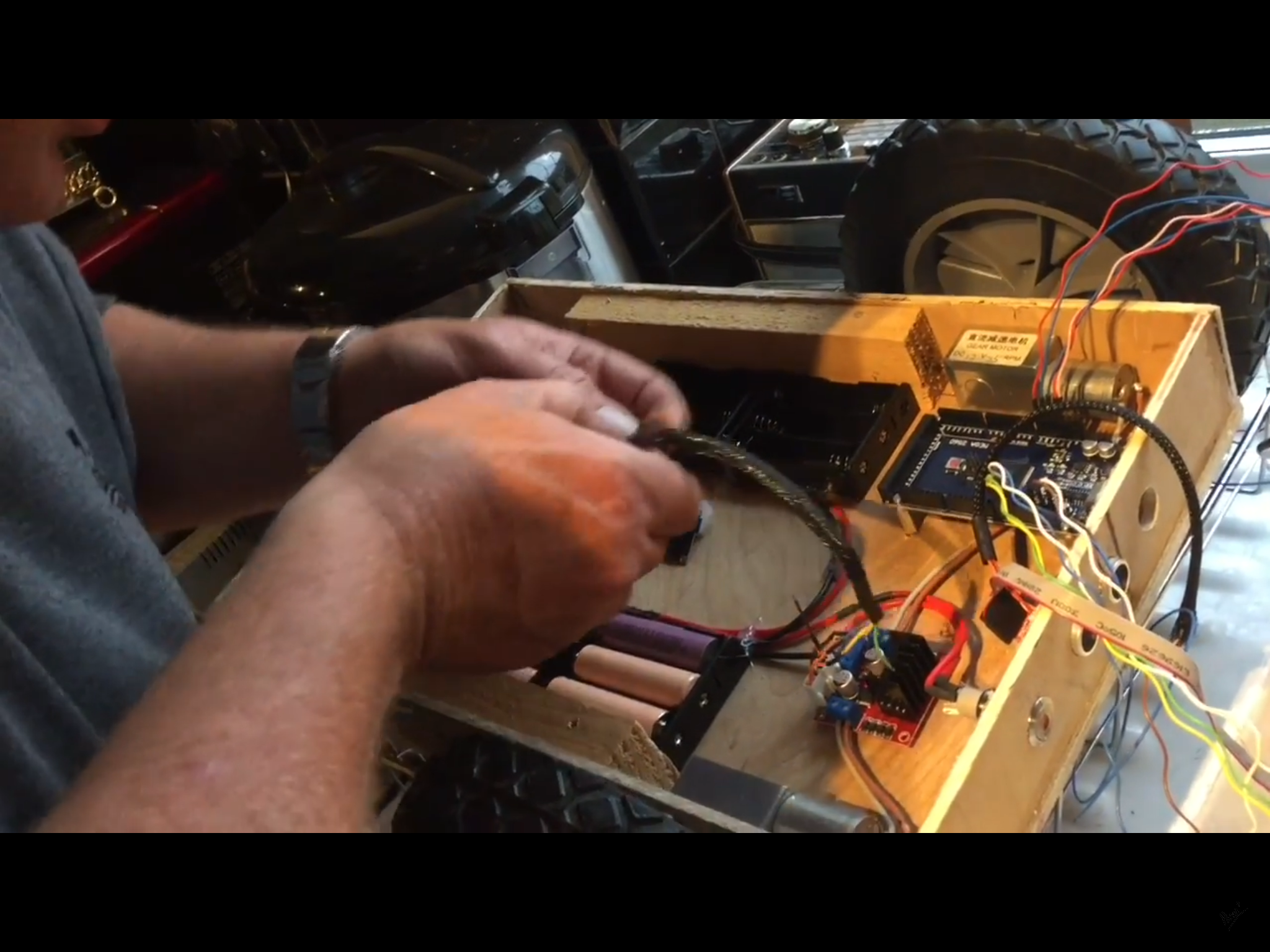 Arduino Controlled Robot Lawnmower - Ultrasonic and RGB Sensors ( Arduino 控制機器割草機 - 超聲波和RGB傳感器 ...