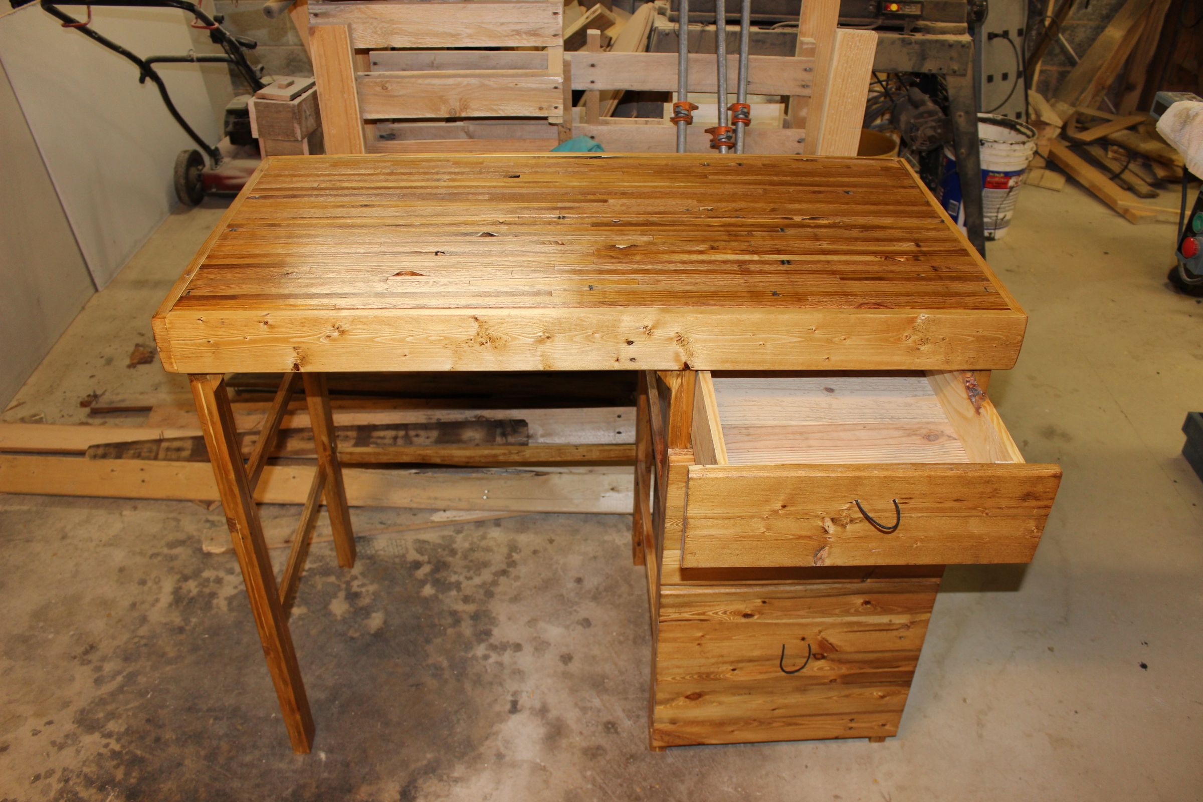 25 Pallet Desk Ideas - The Woodwork Zone