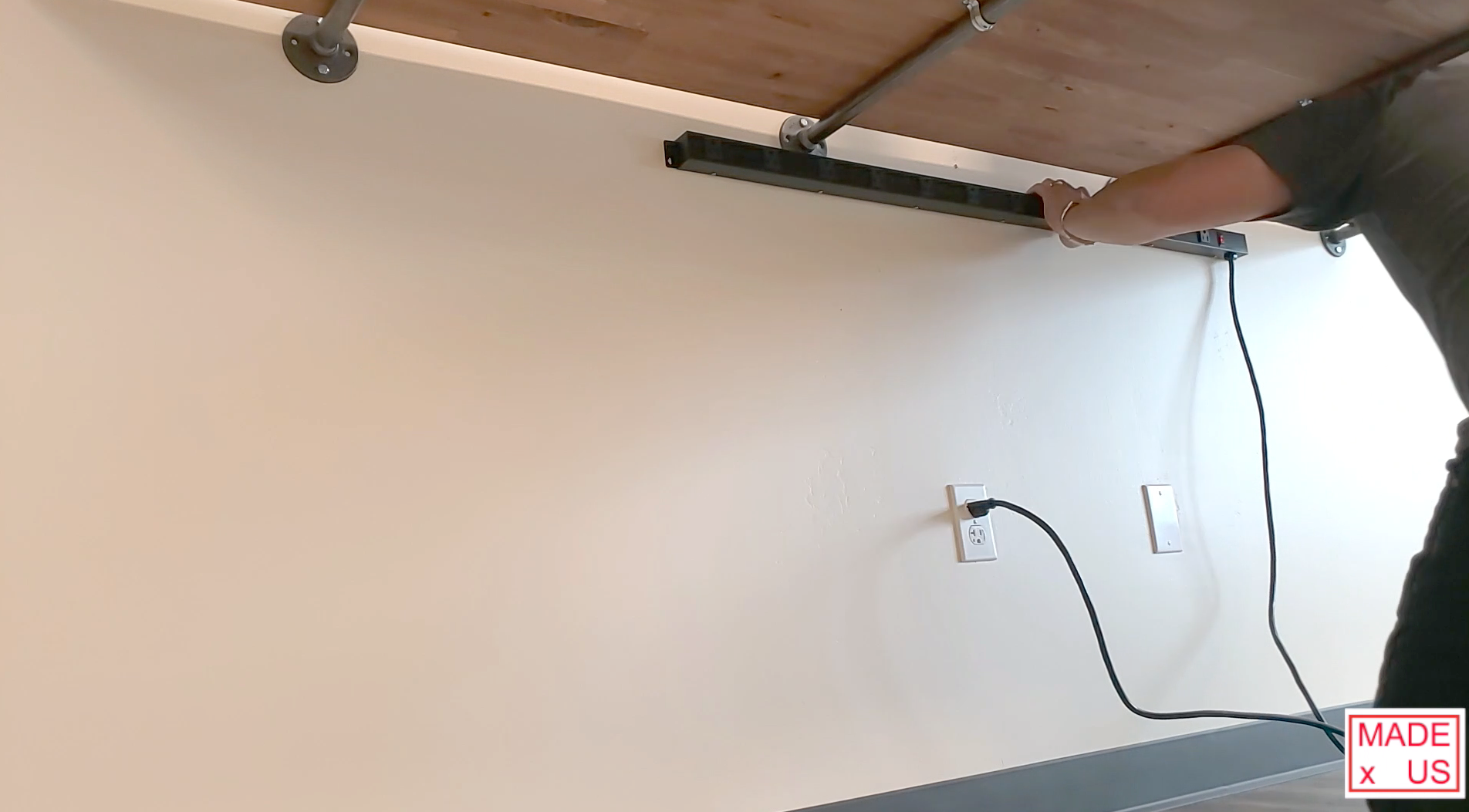 Floating Standing Desk : 7 Steps - Instructables