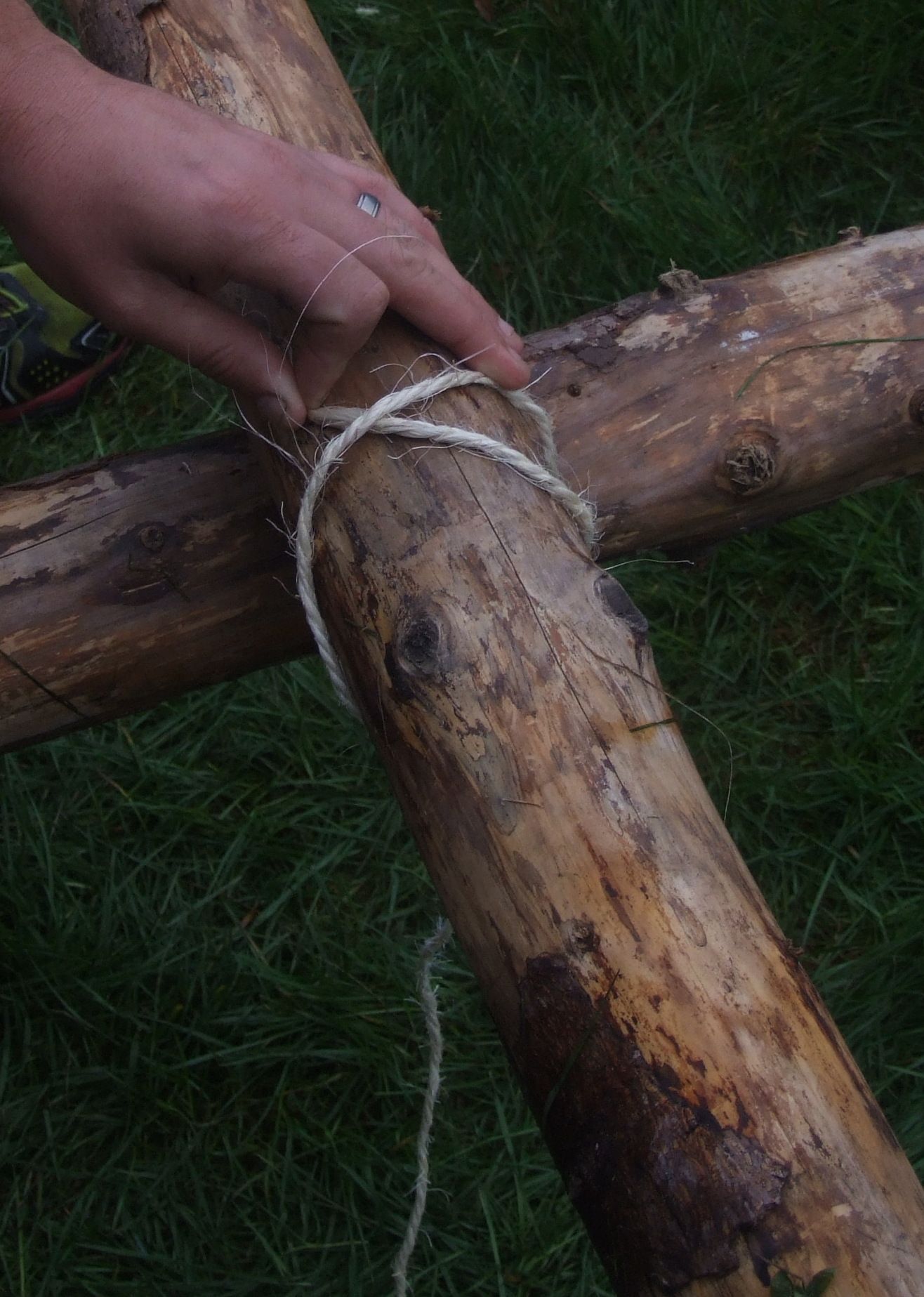 Figure of 8 Lashing (Tripod Lashing) : 6 Steps - Instructables