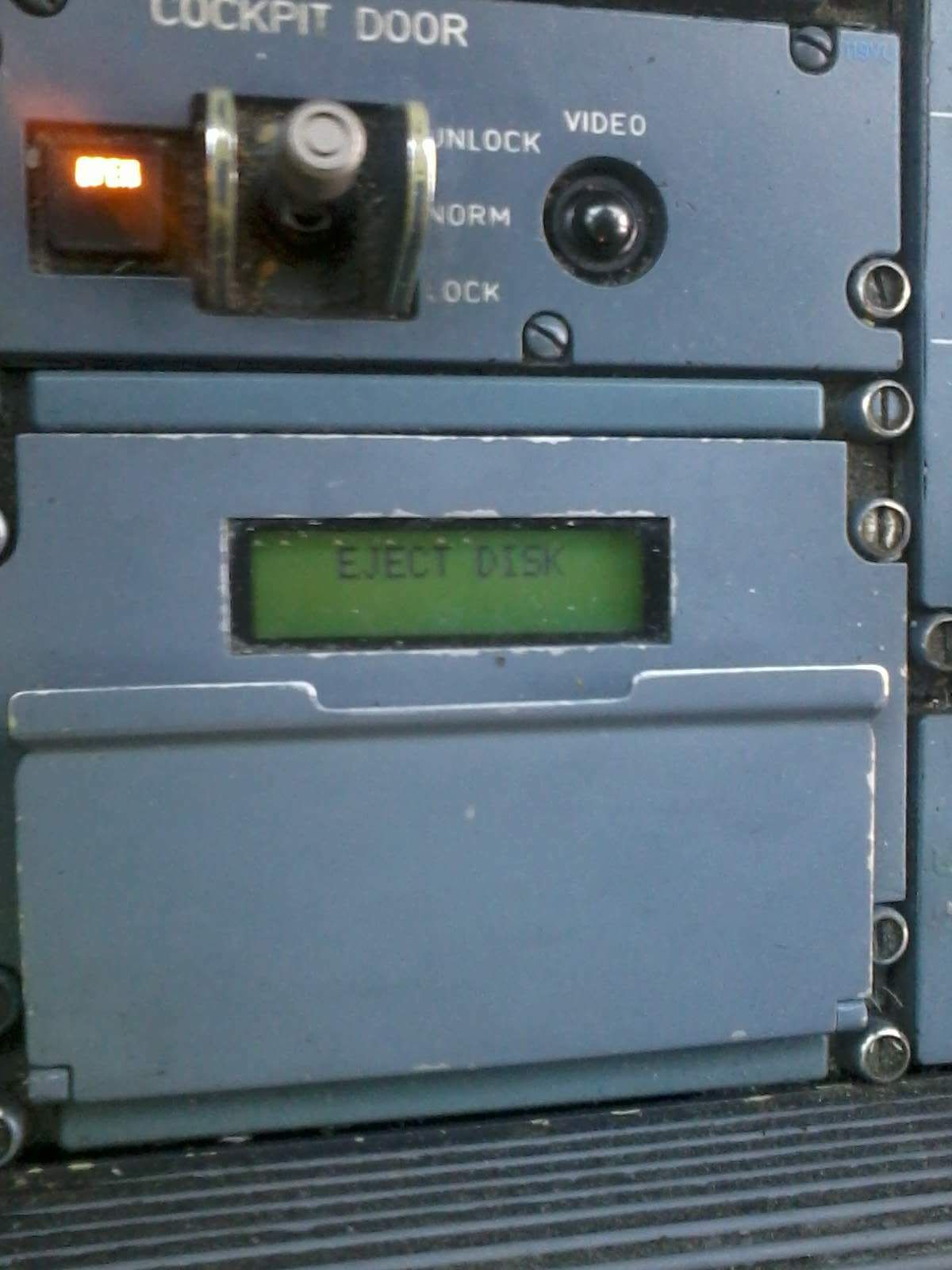 A320 NAV Database Update : 4 Steps (with Pictures) - Instructables