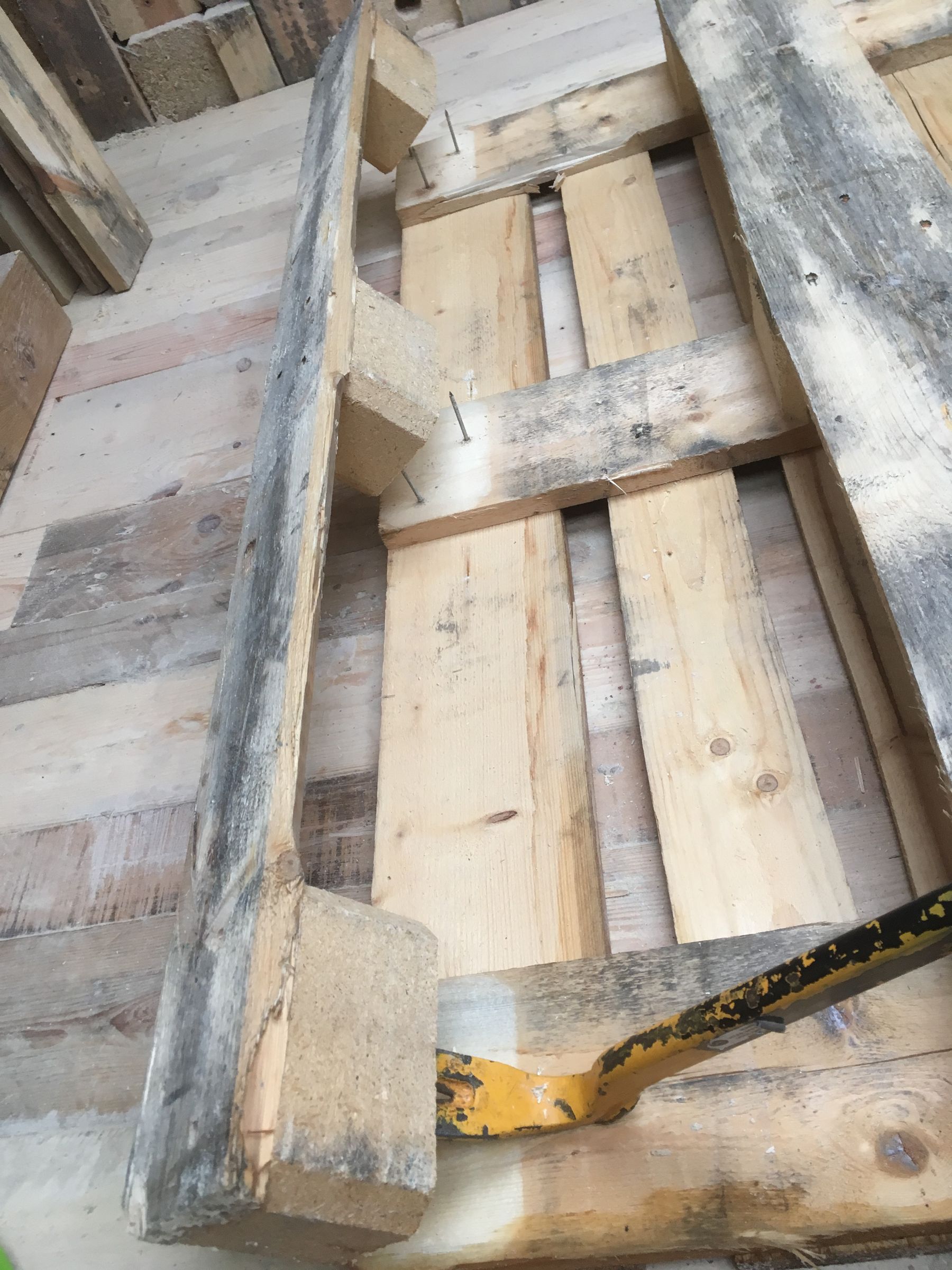How to Disassemble a Pallet Efficiently : 8 Steps (with Pictures ...