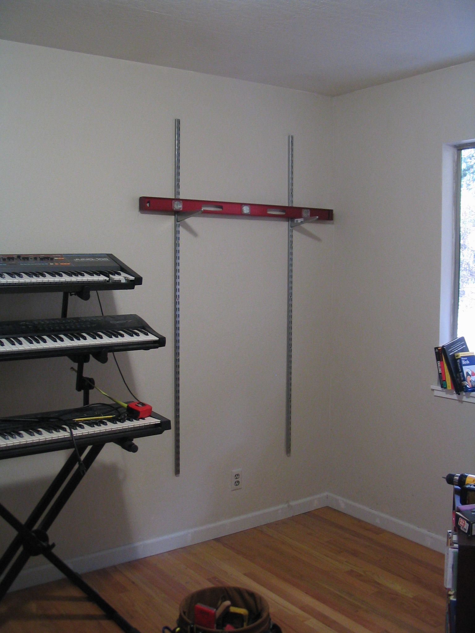 How to Install Standard-and-Bracket Book Shelves : 7 Steps (with ...