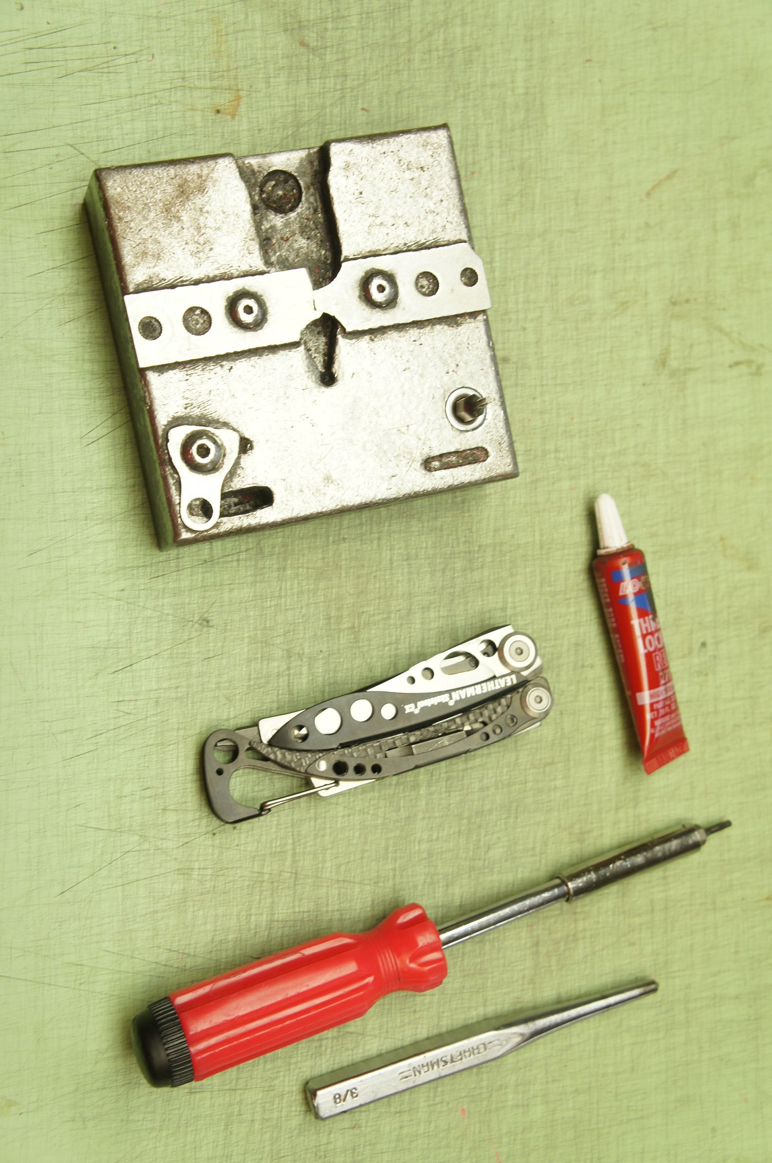 How to Swap the Blade on Your Leatherman Skeletool, Skeletool CX, or ...