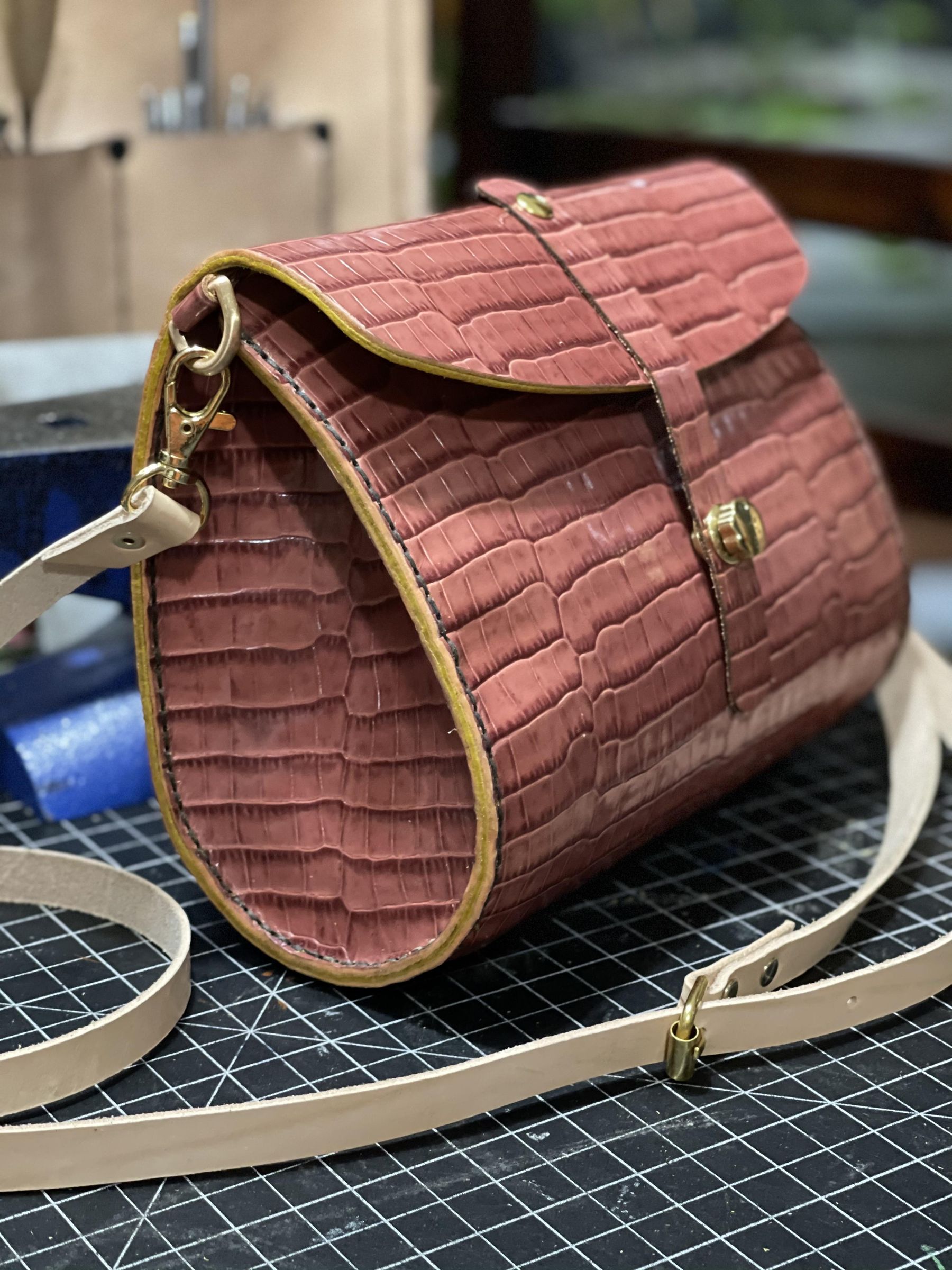 Gator Embossed Leather Purse : 8 Steps (with Pictures) - Instructables