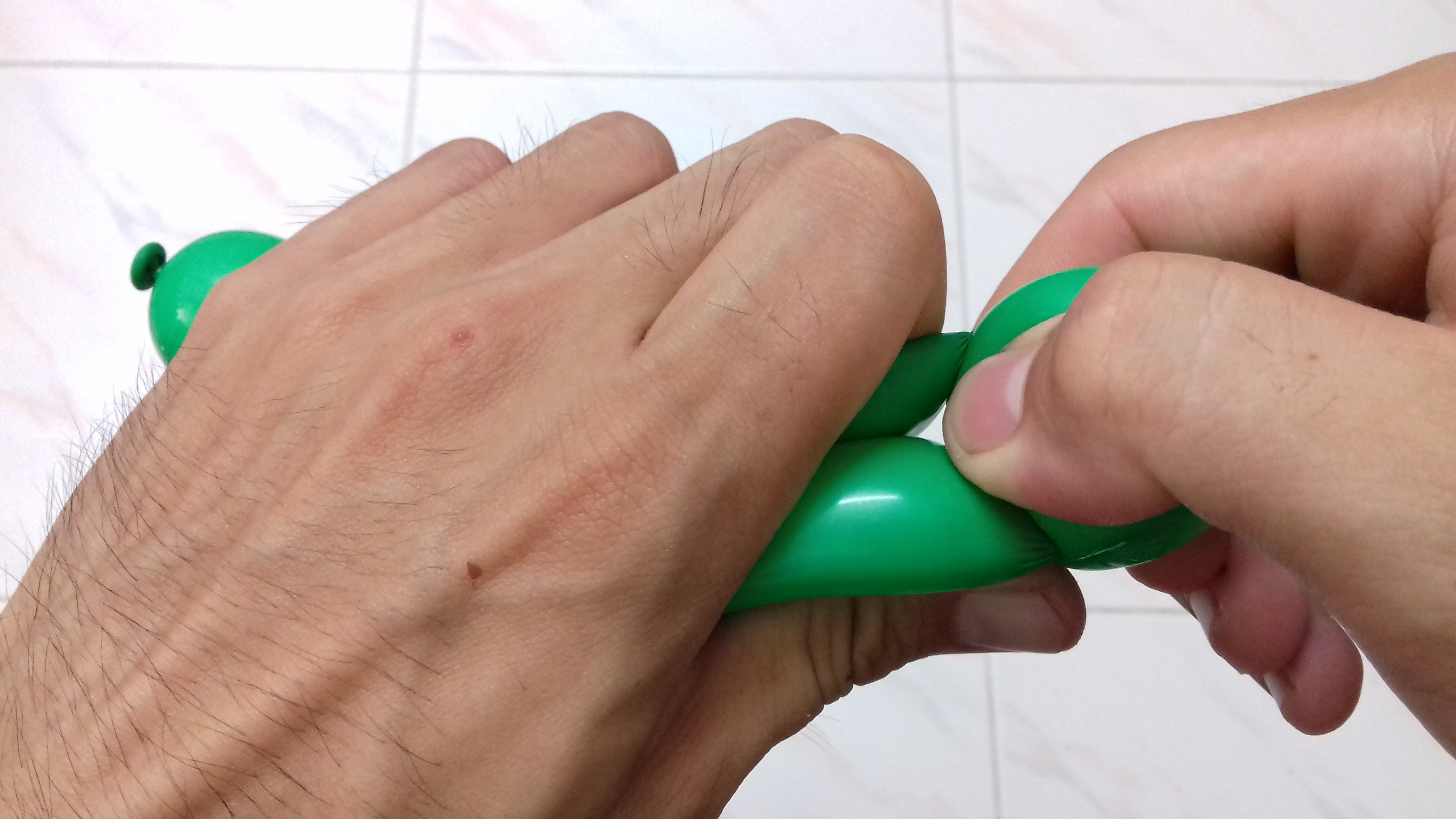 Balloon Twisting- Basic Skills- Types of Twists : 4 Steps - Instructables
