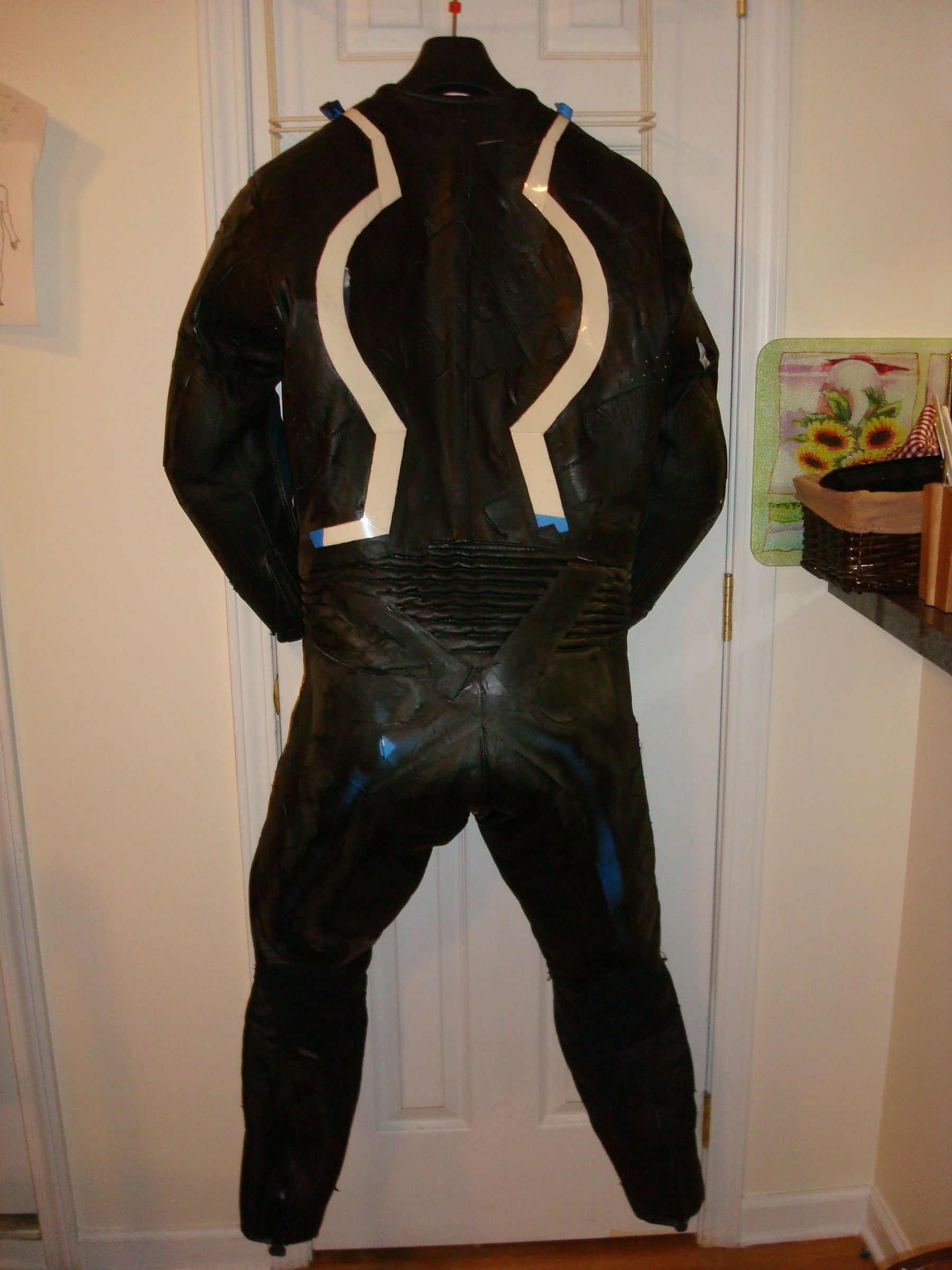 Sam Flynn Suit From TRON Legacy : 7 Steps - Instructables