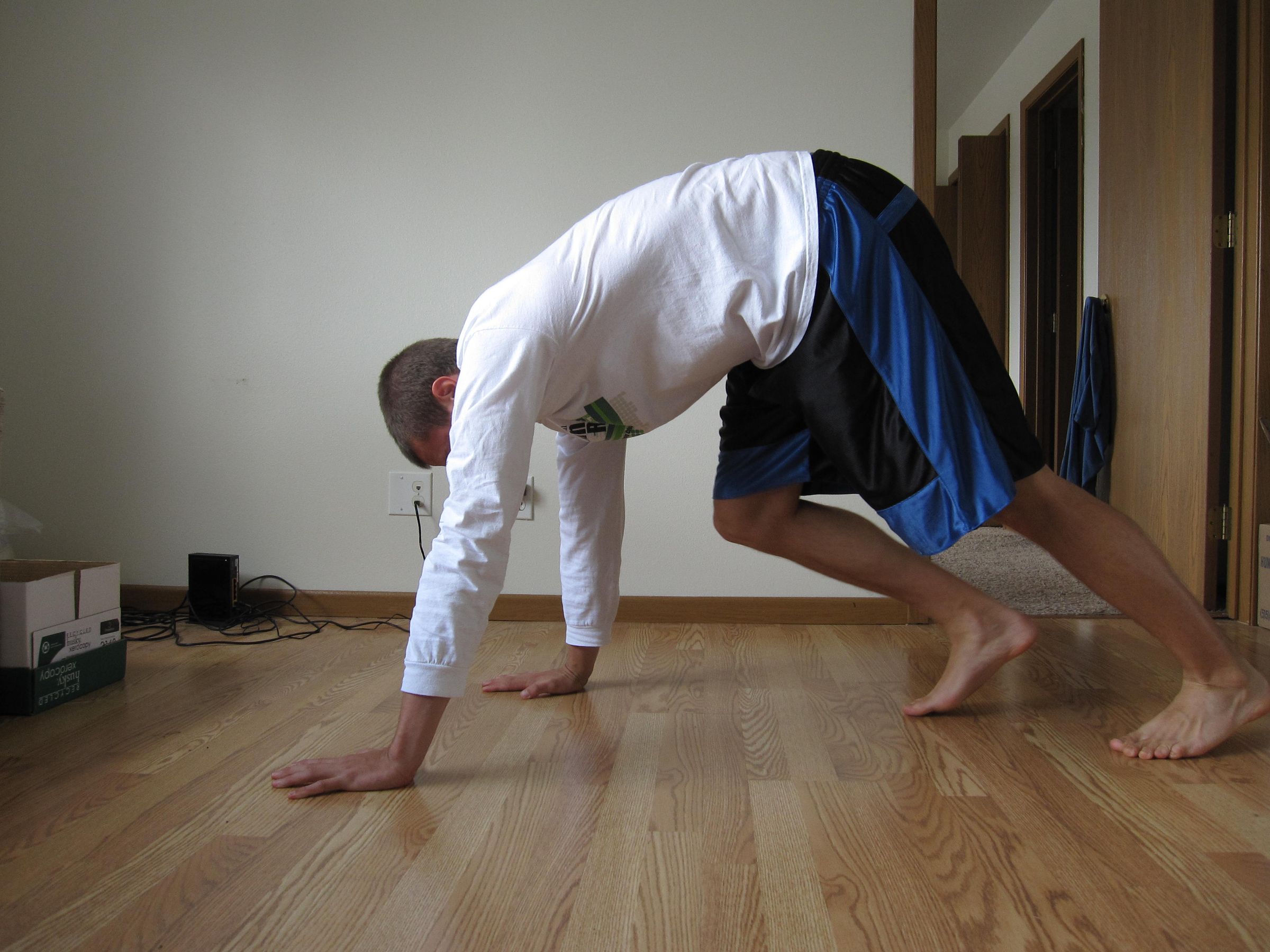 Learn Basic Breakdancing Freezes and Footwork : 5 Steps (with Pictures ...