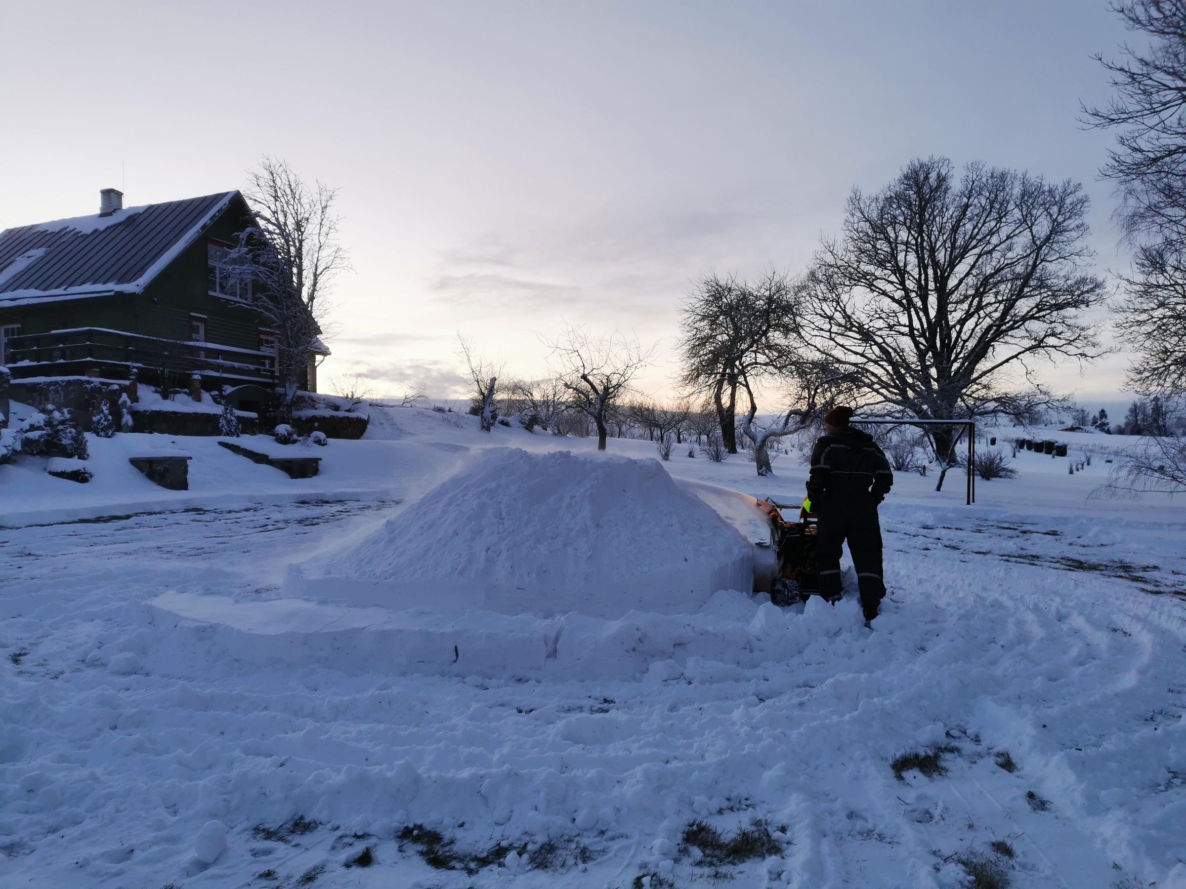 How to Build a Snow Quinzhee : 4 Steps (with Pictures) - Instructables