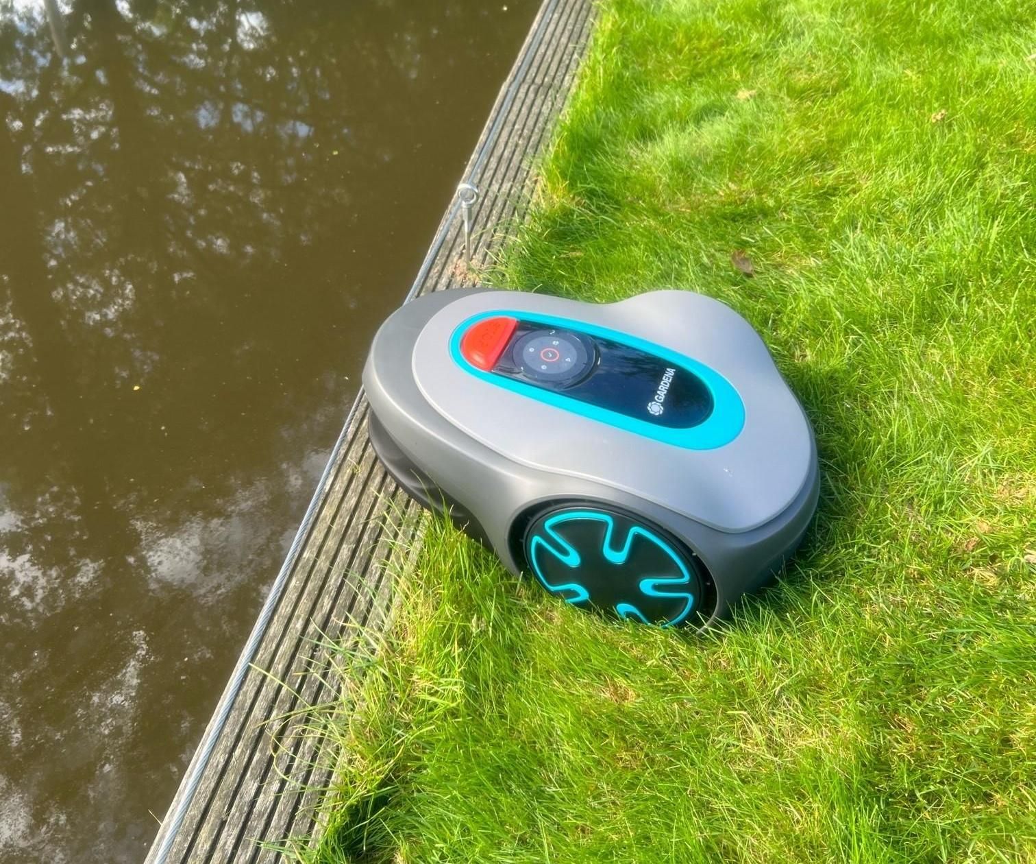 A Wire Rope Line to Protect Robot Mower From Falling in the Water : 4 ...