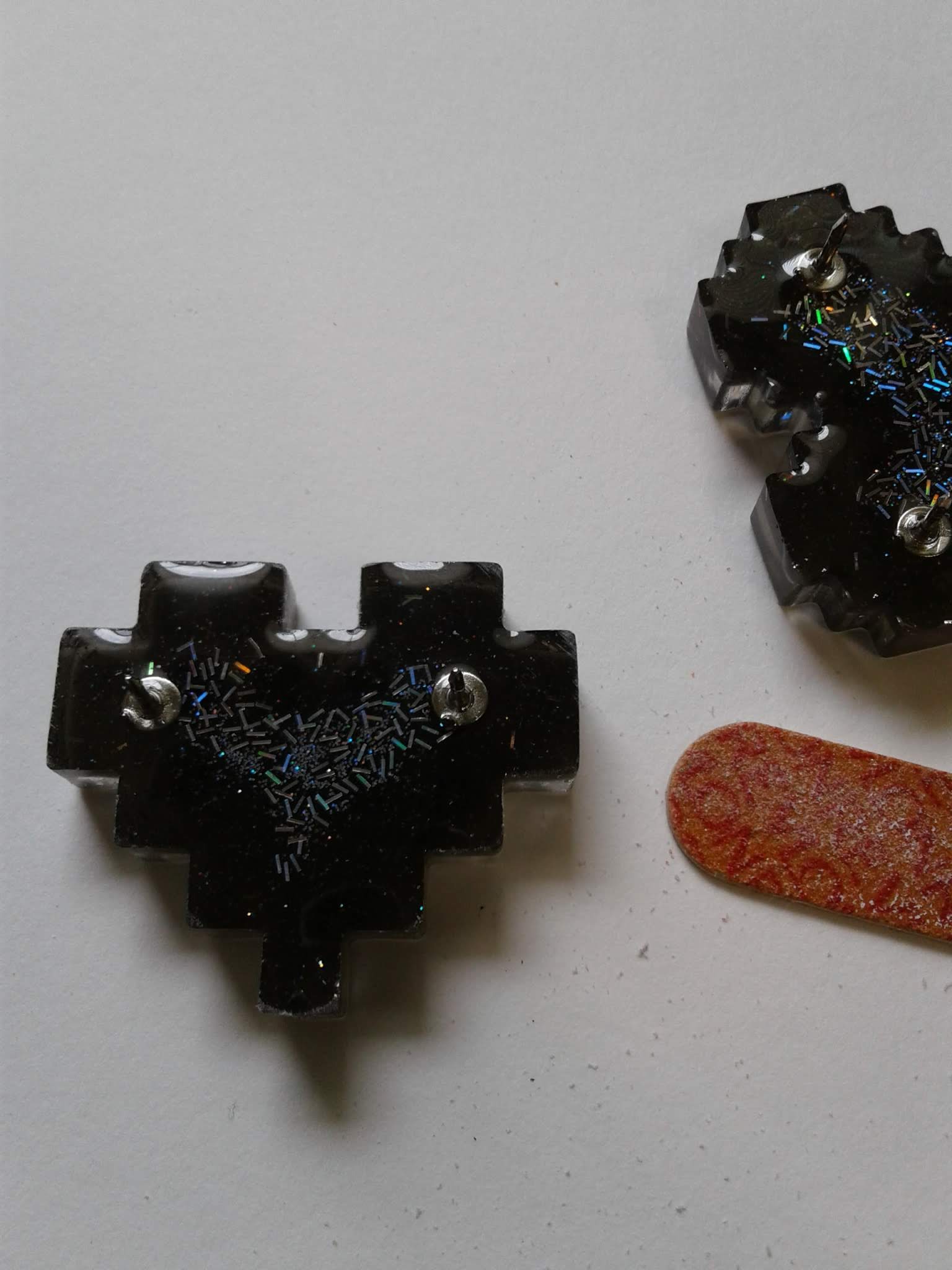 How to Place Letters in Resin Pins : 3 Steps - Instructables