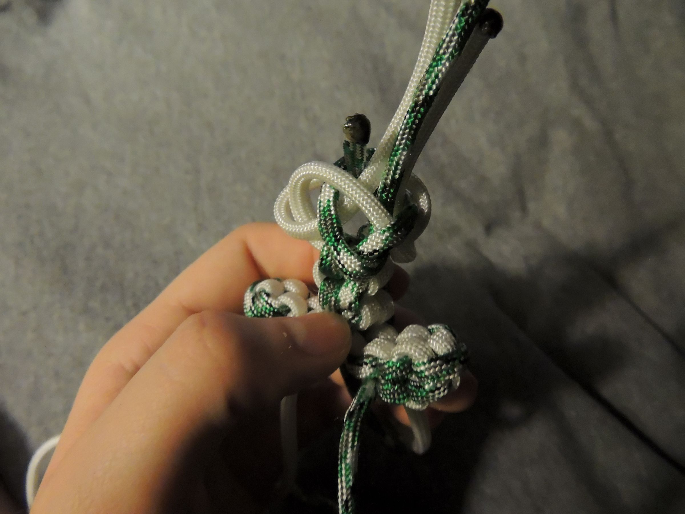 Paracord Cross (Square Braid) : 10 Steps - Instructables