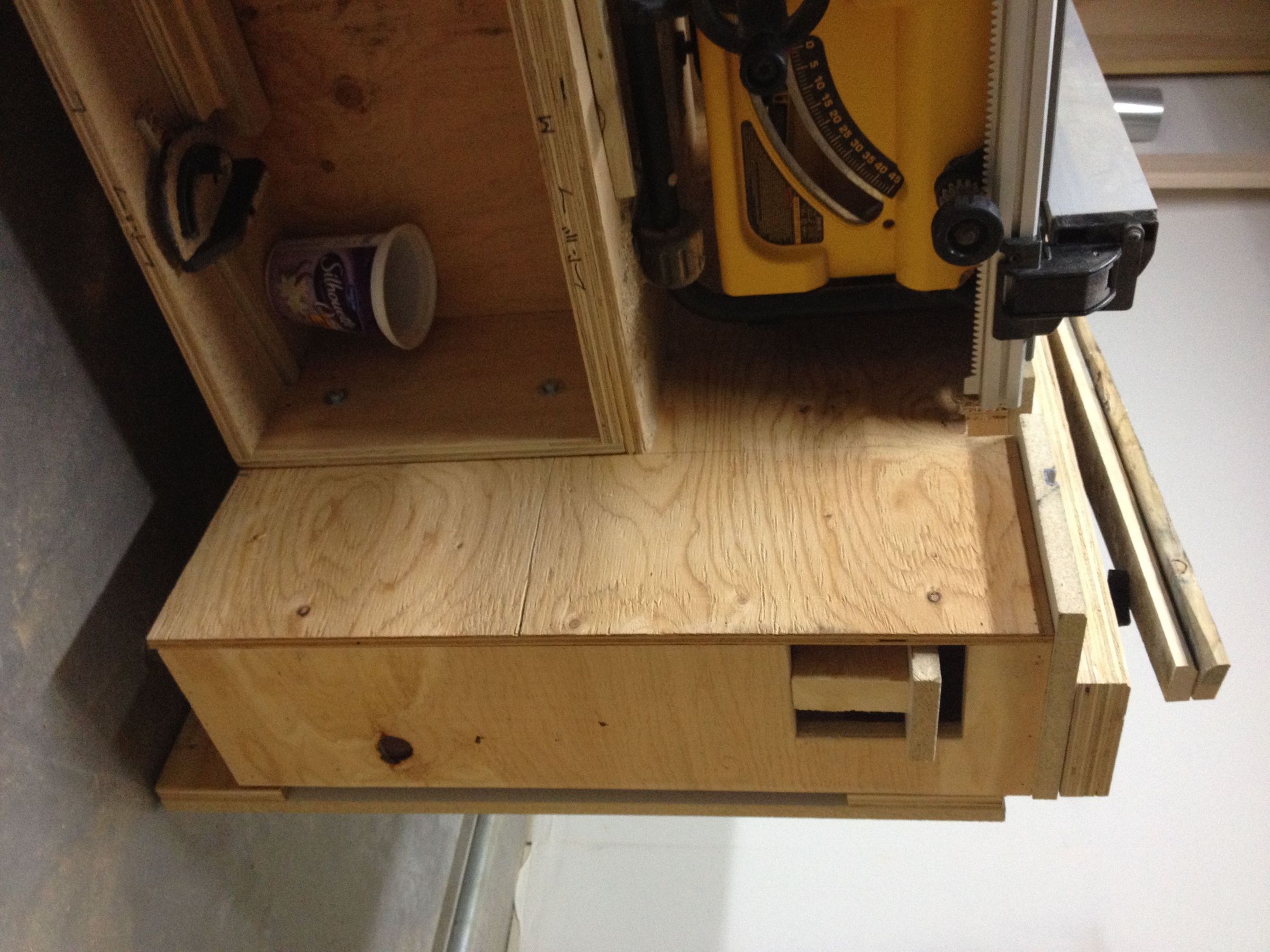 Tablesaw Outfeed Support Workstation With Aux Fence & Storage : 4 Steps ...