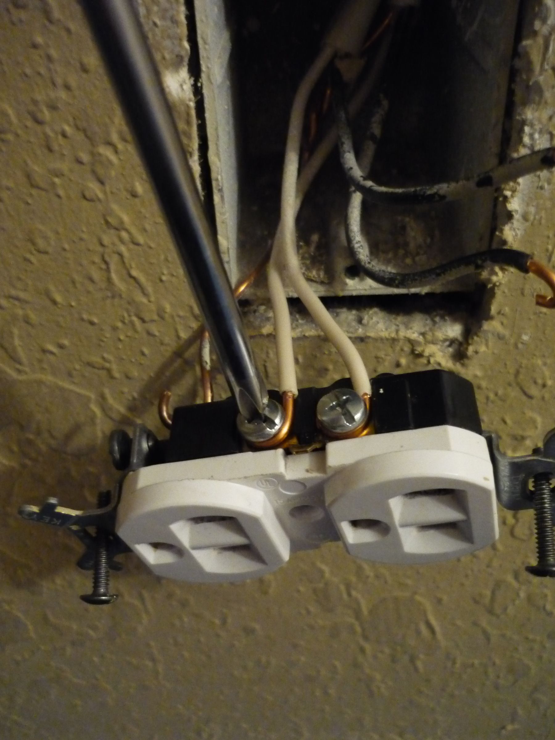 How to Replace an Electrical Outlet : 6 Steps - Instructables