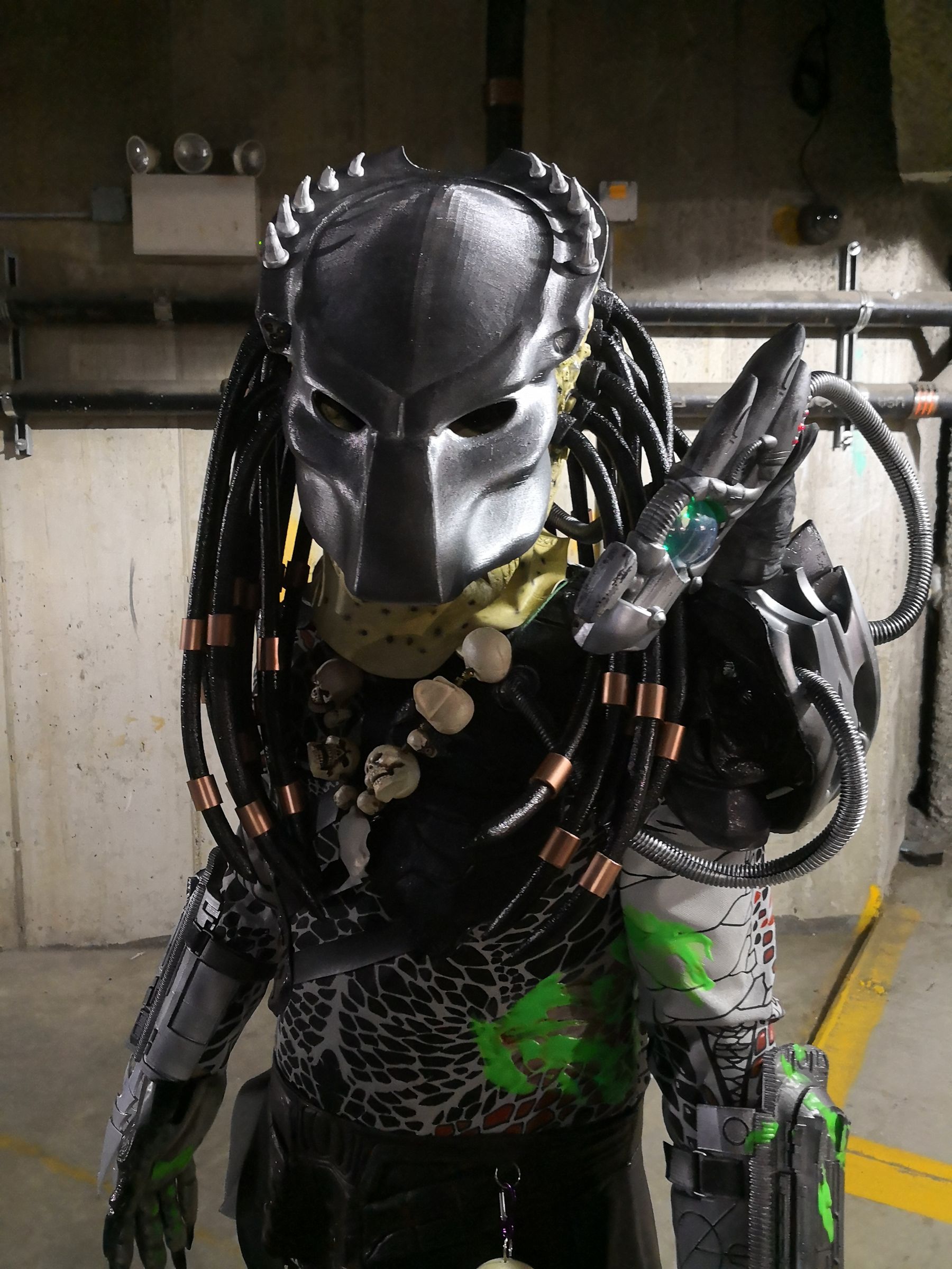 Interactive Predator Costume With Head Tracking Plasma Cannon : 26 ...