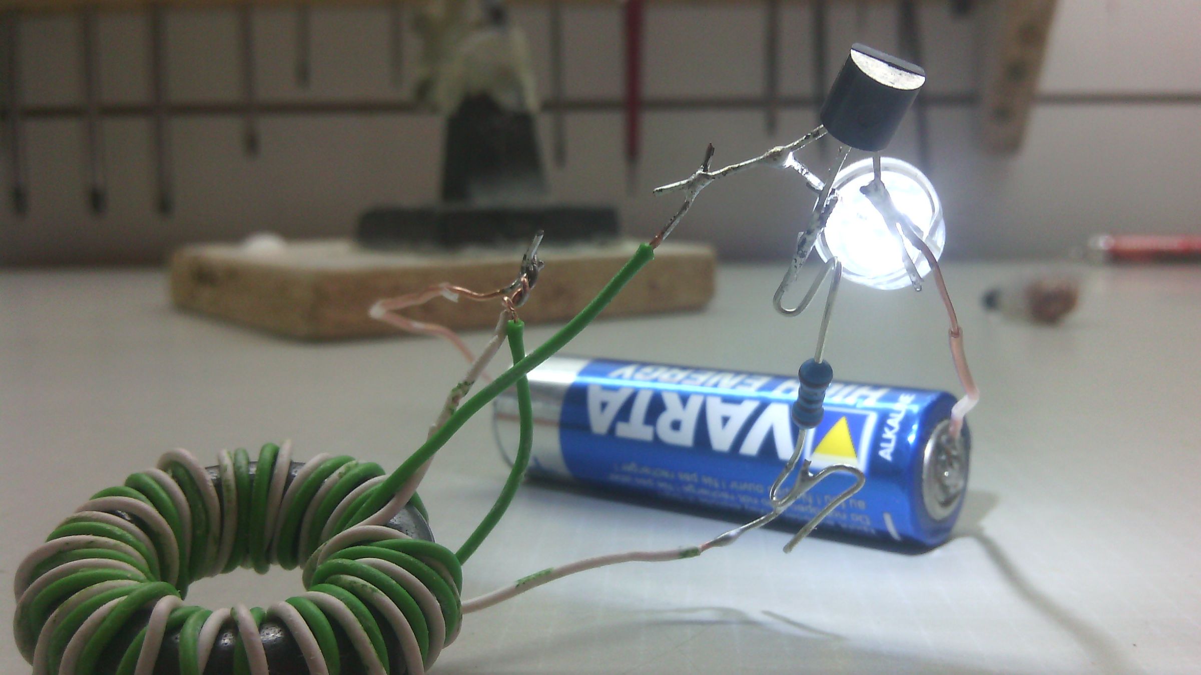 How to Make a Joule Thief : 7 Steps (with Pictures) - Instructables