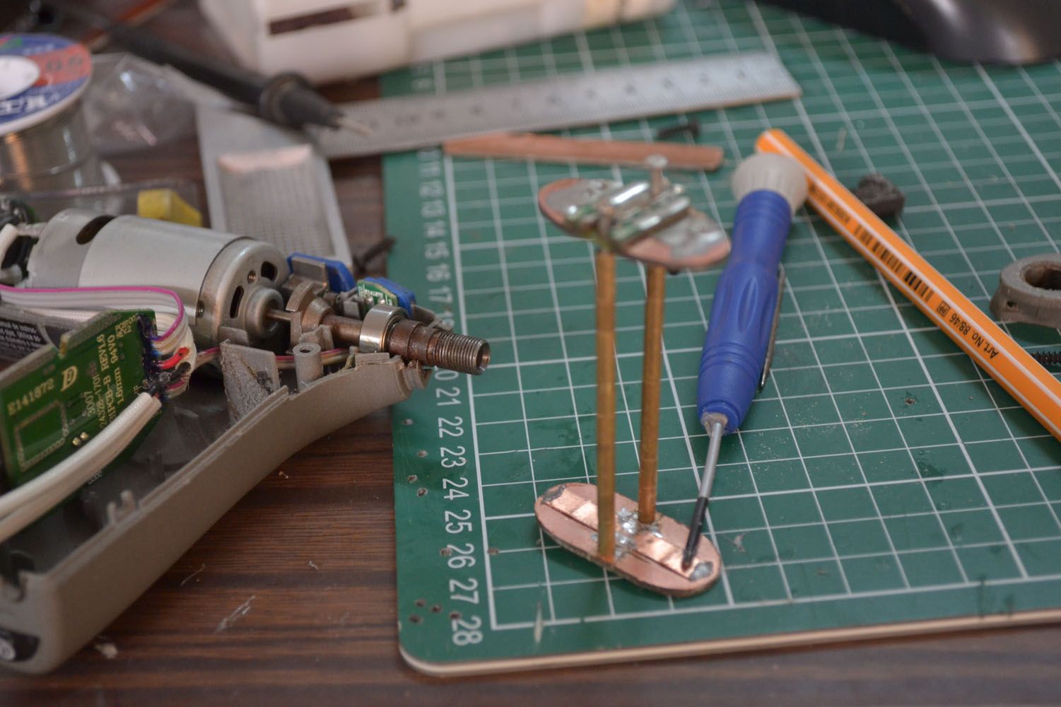 Replacing the Batteries on a Dremel Stylus : 8 Steps - Instructables